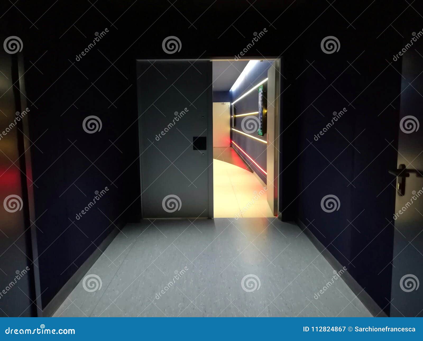 Pasillo del cine imagen de archivo. Imagen de iluminado - 112824867