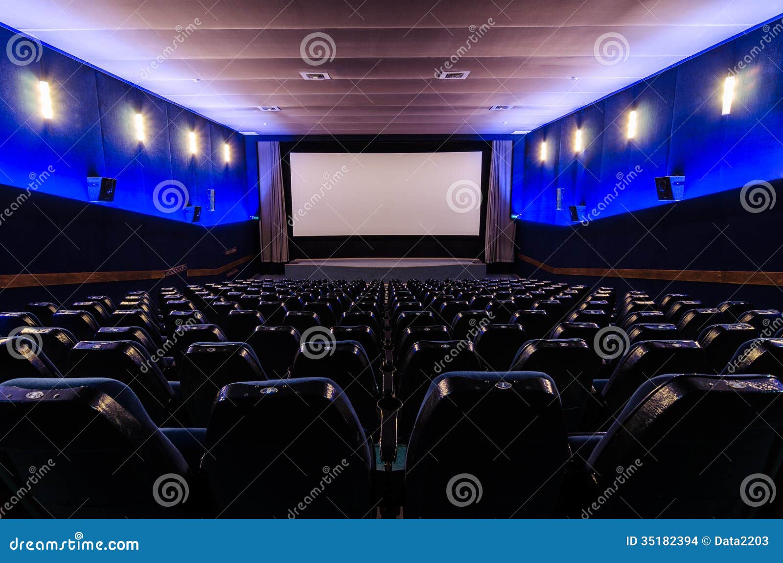 Pasillo del cine foto de archivo. Imagen de etapa, oscuro - 35182394