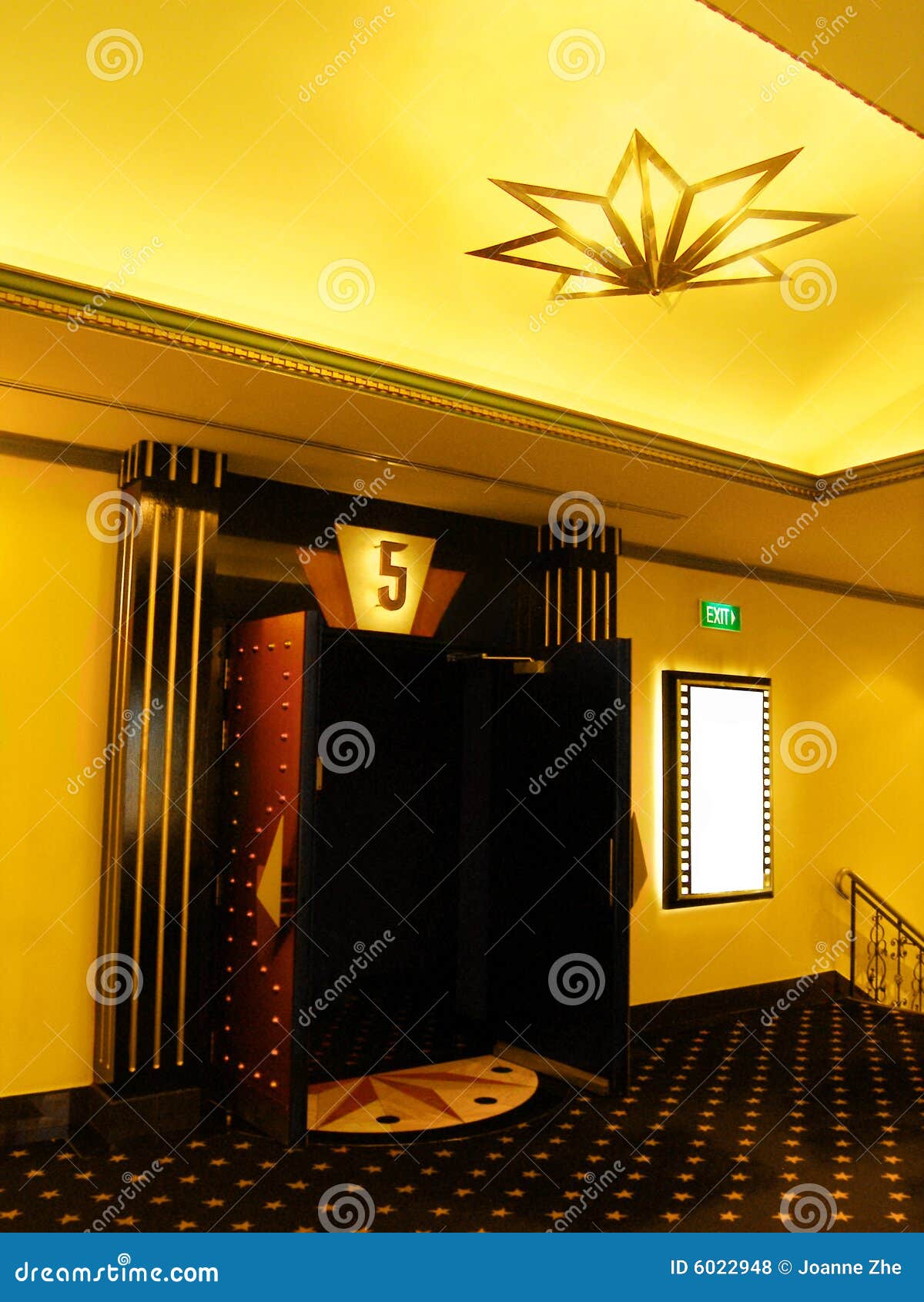 Pasillo Del Cine Con El Cartel Vacío Foto de archivo - Imagen de ...