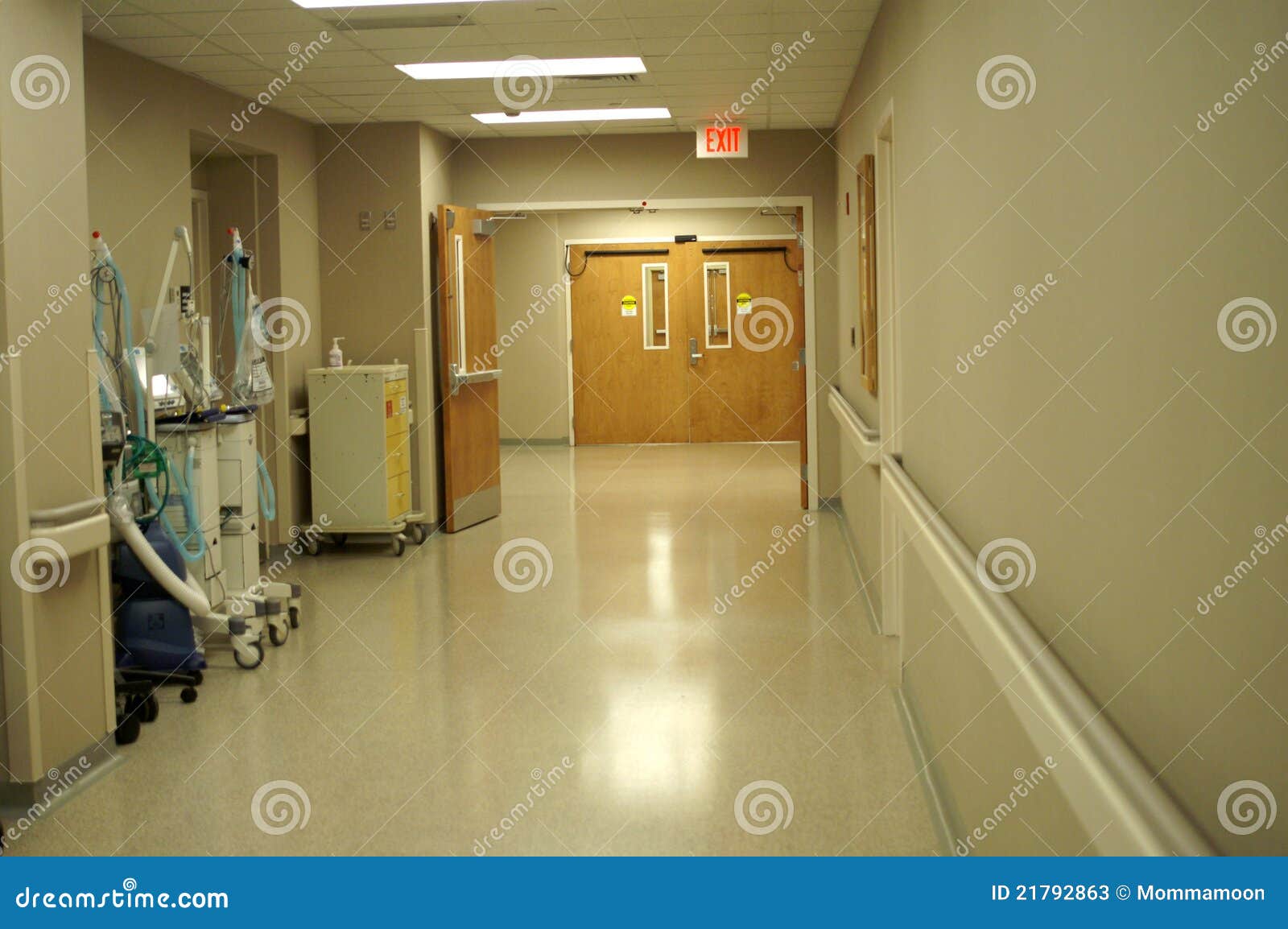 Pasillo del hospital imagen de archivo. Imagen de paredes - 21792863