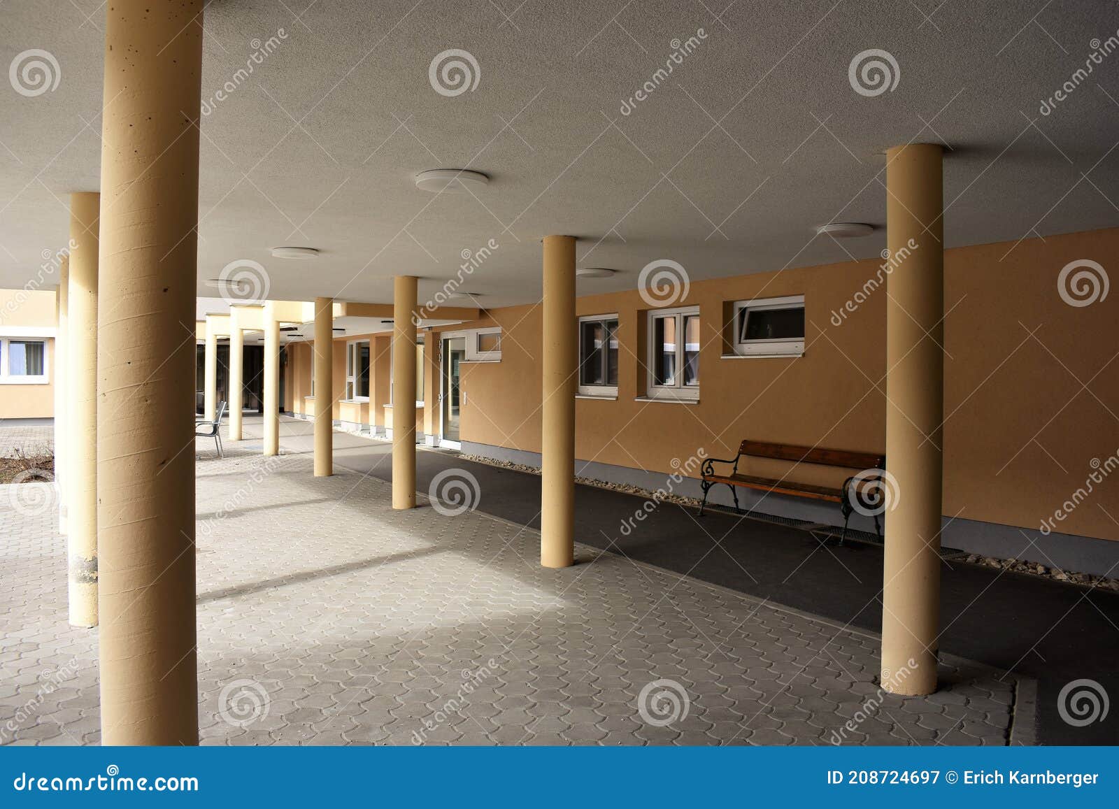 Pasillo En El Patio De Un Edificio Moderno Imagen de archivo - Imagen ...