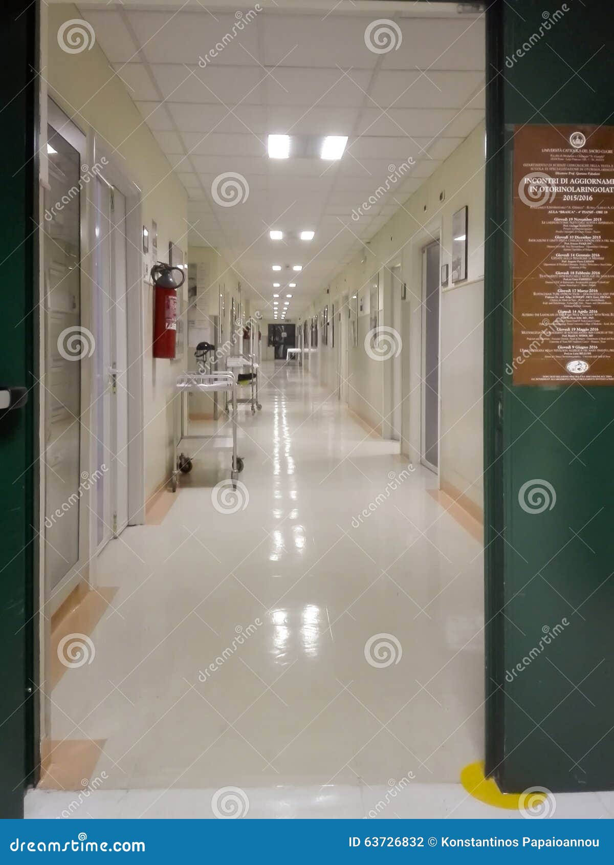 Pasillo en hospital fotografía editorial. Imagen de ayuda - 63726832