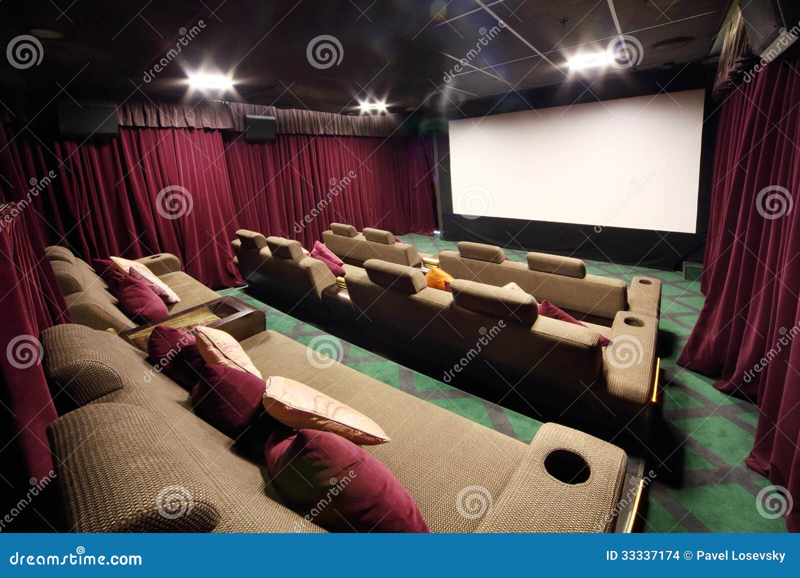 Pasillo Especial Con Los Sofás Suaves En Cine Imagen de archivo ...