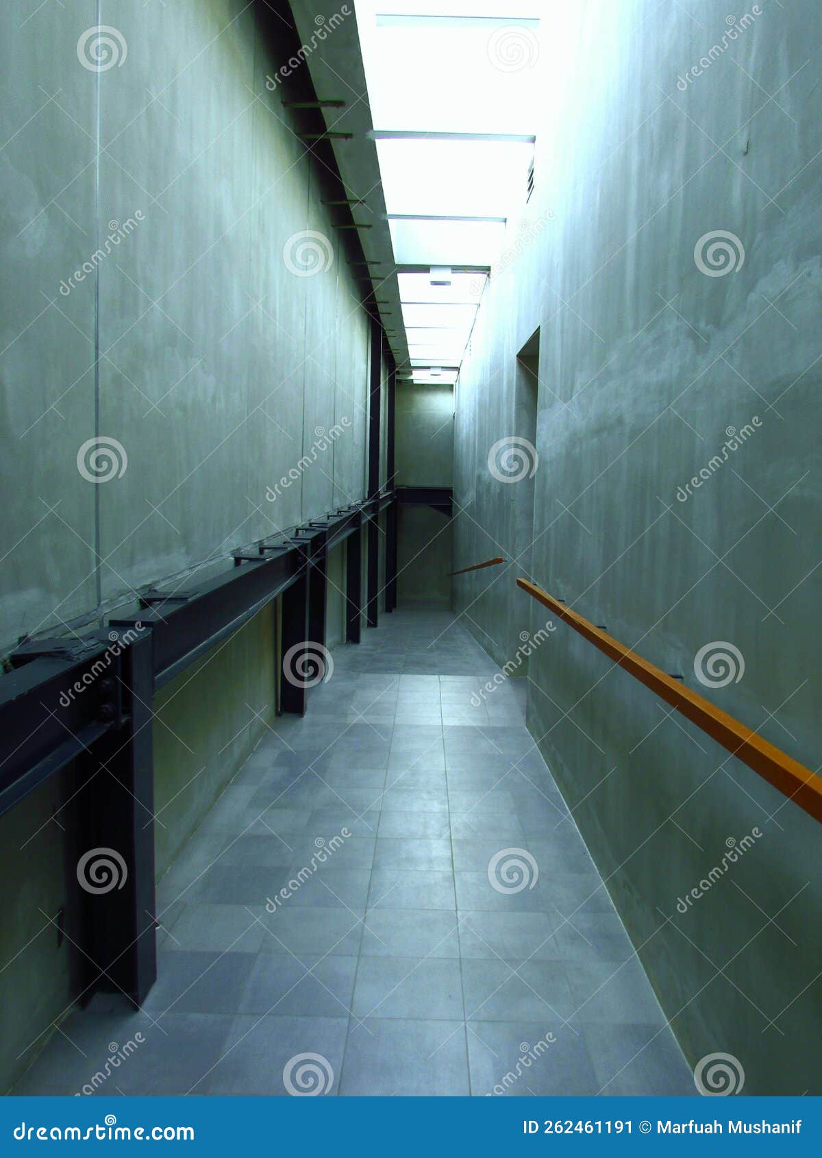 Pasillo Interior Con Suelo Descendente. Edificio Urbano De Arquitectura ...