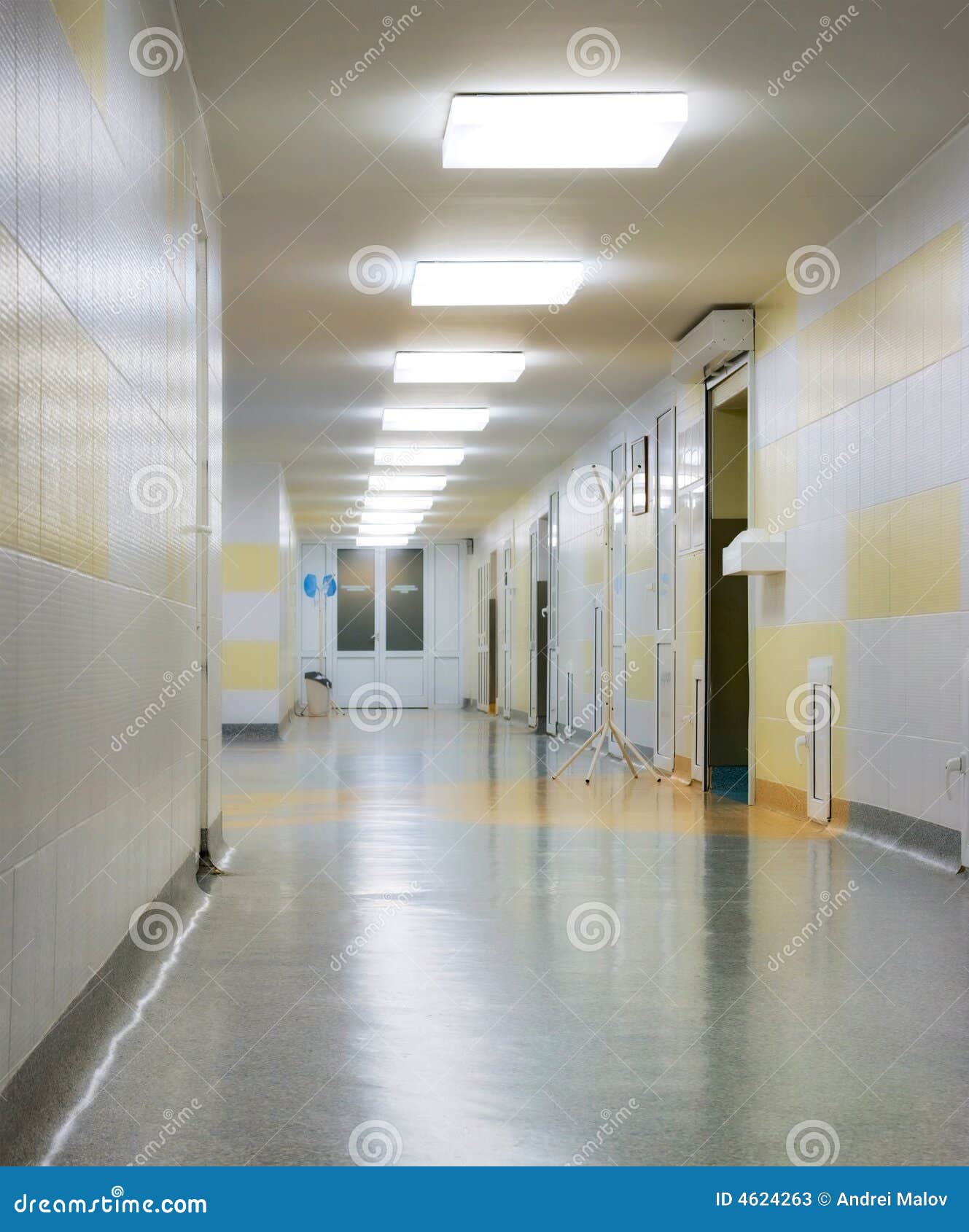 Pasillo largo en hospital imagen de archivo. Imagen de pasillo - 4624263