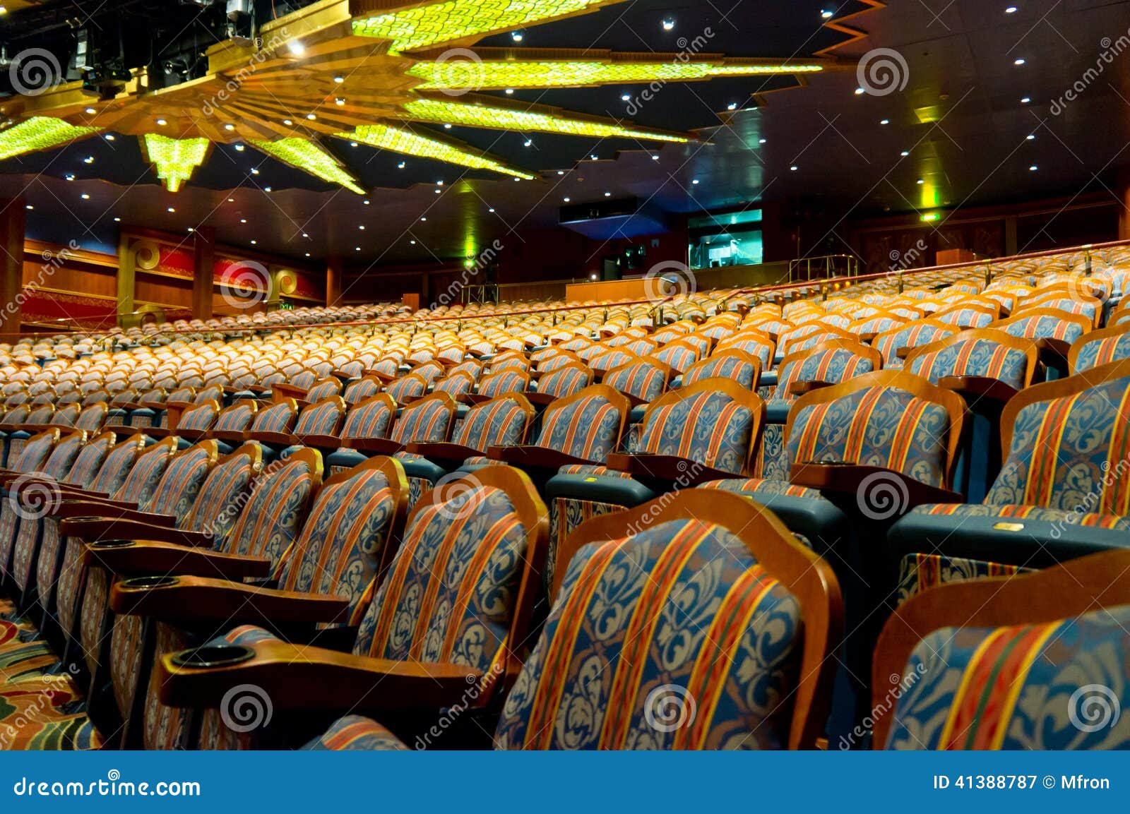 Pasillo Tradicional Elegante Del Teatro Imagen de archivo - Imagen de ...