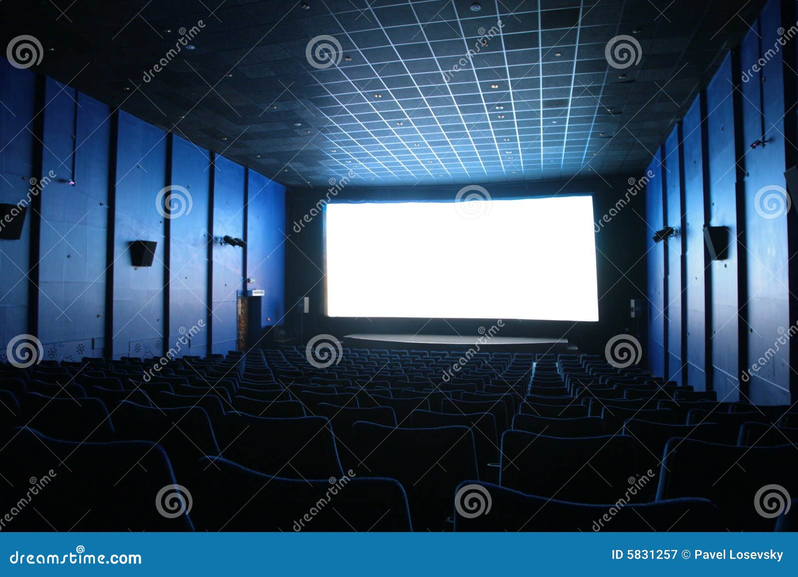 Pasillo vacío del cine imagen de archivo. Imagen de noche - 5831257