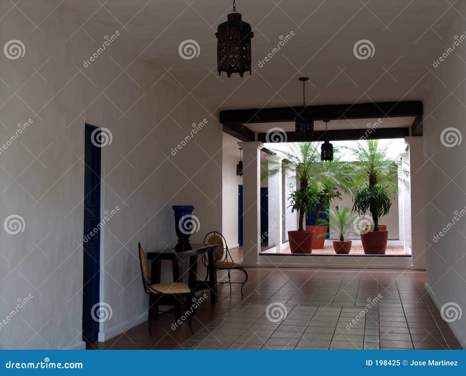 Pasillo y patio imagen de archivo. Imagen de pared, columna - 198425