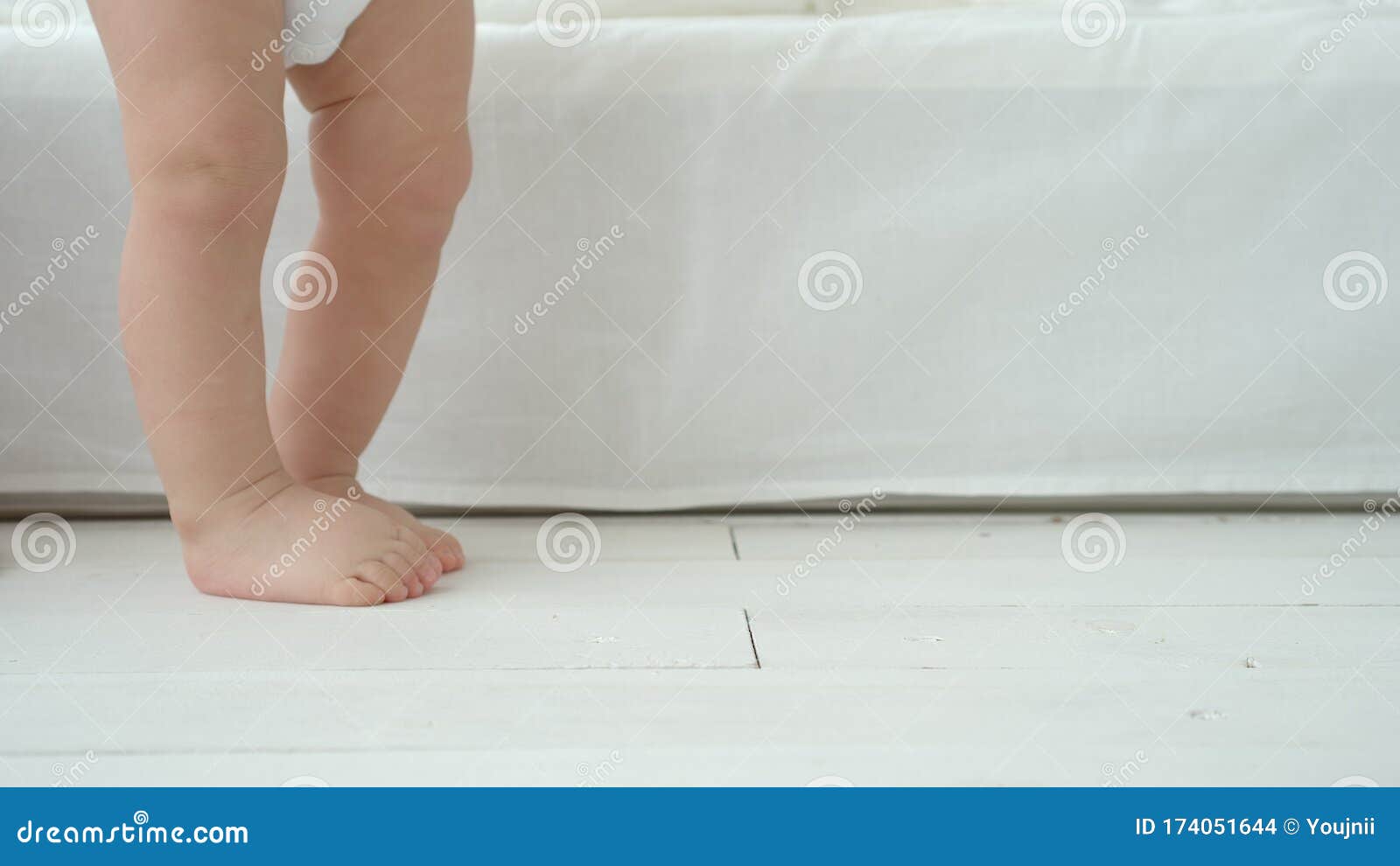 Pasitos Infantil En Un Piso En Casa Foto de archivo - Imagen de cuidado ...