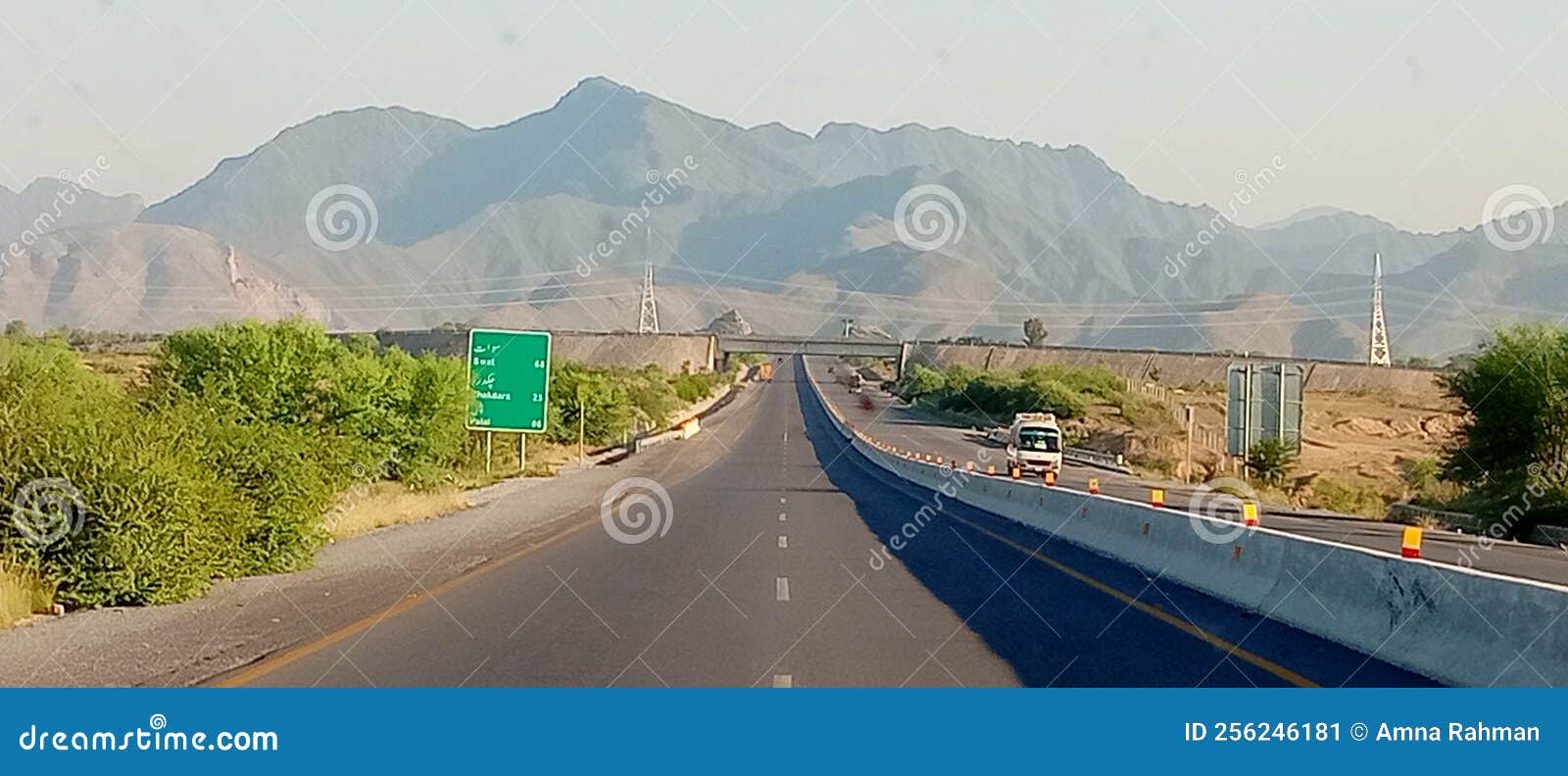 Paso a autopista central imagen de archivo. Imagen de colina - 256246181