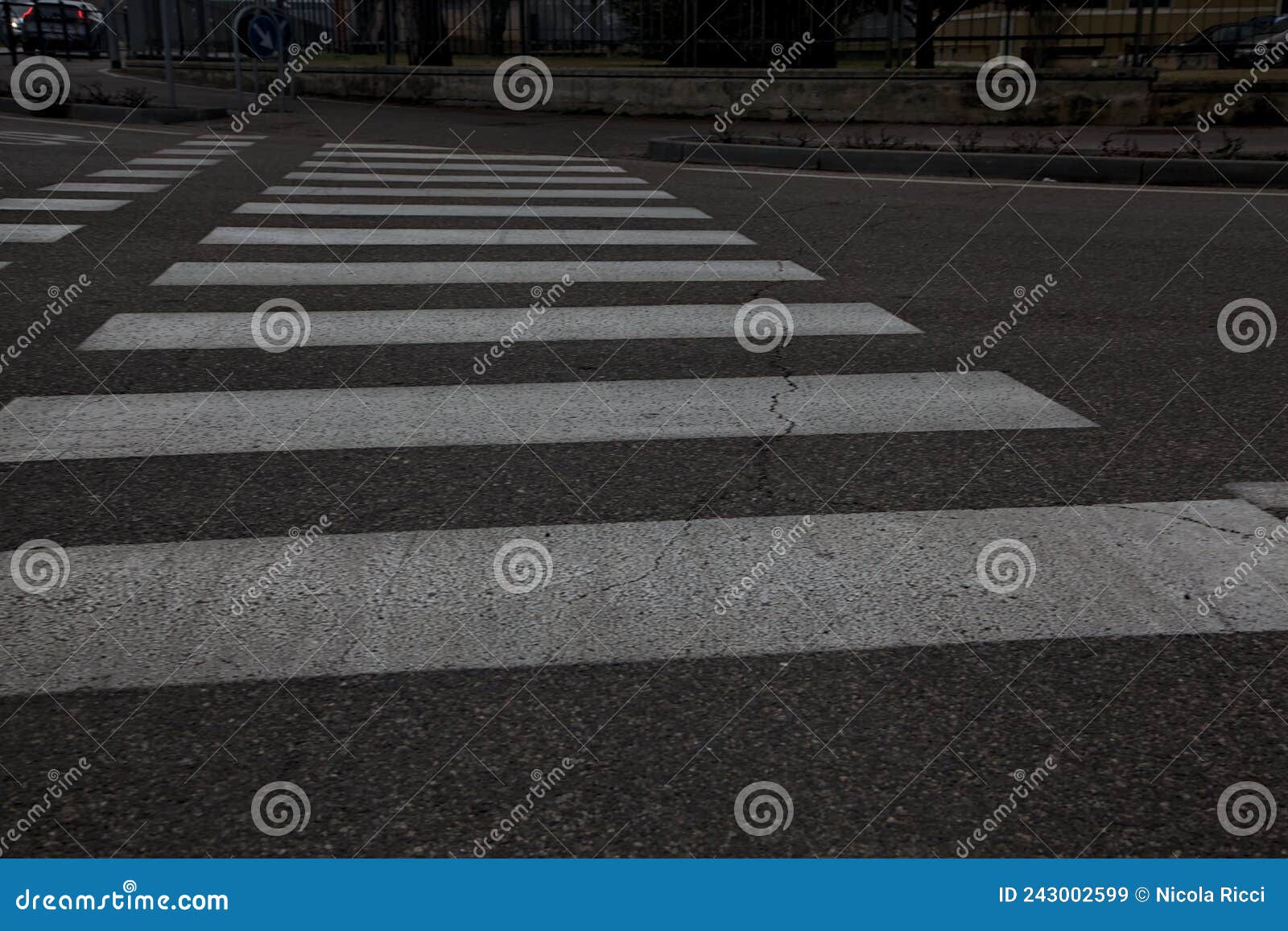 Paso De Cebra Por Una Carretera Imagen de archivo - Imagen de asfalto ...