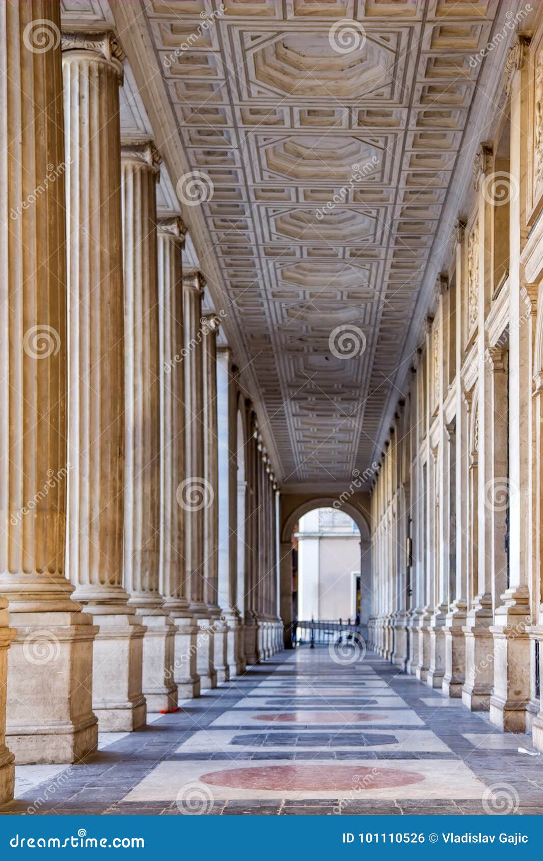 Paso De Las Columnas Romanas En Roma Foto de archivo - Imagen de ...