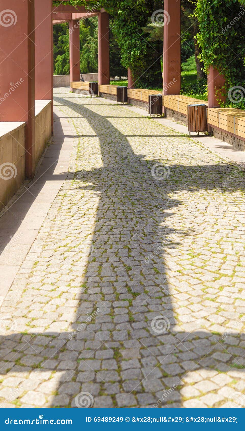 Paso dentro del parque imagen de archivo. Imagen de ornamento - 69489249