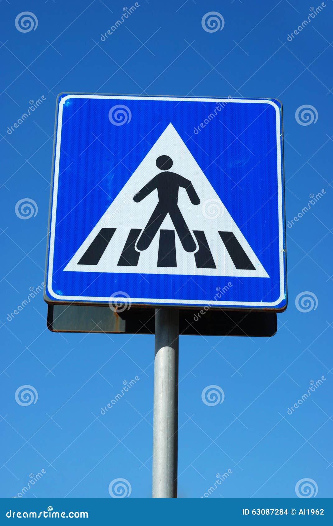 Paso Peatonal Con El Azul De Cielo Foto de archivo - Imagen de alerta ...