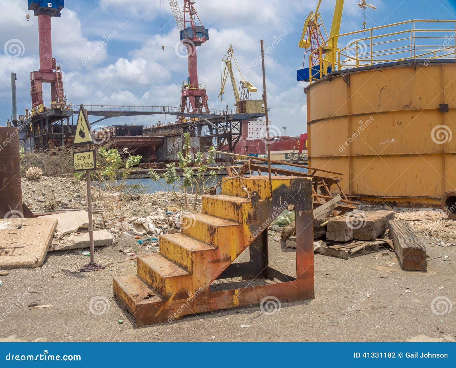 Pasos de la dique seco foto de archivo. Imagen de muelle - 41331182