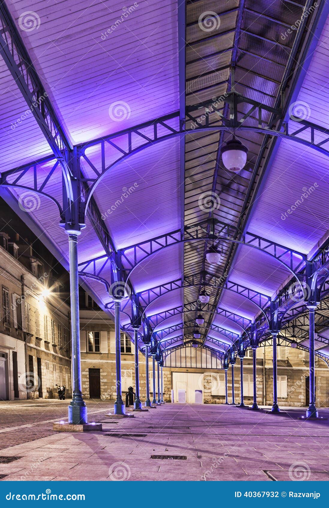 Passage coloré photographie éditorial. Image du repère - 40367932