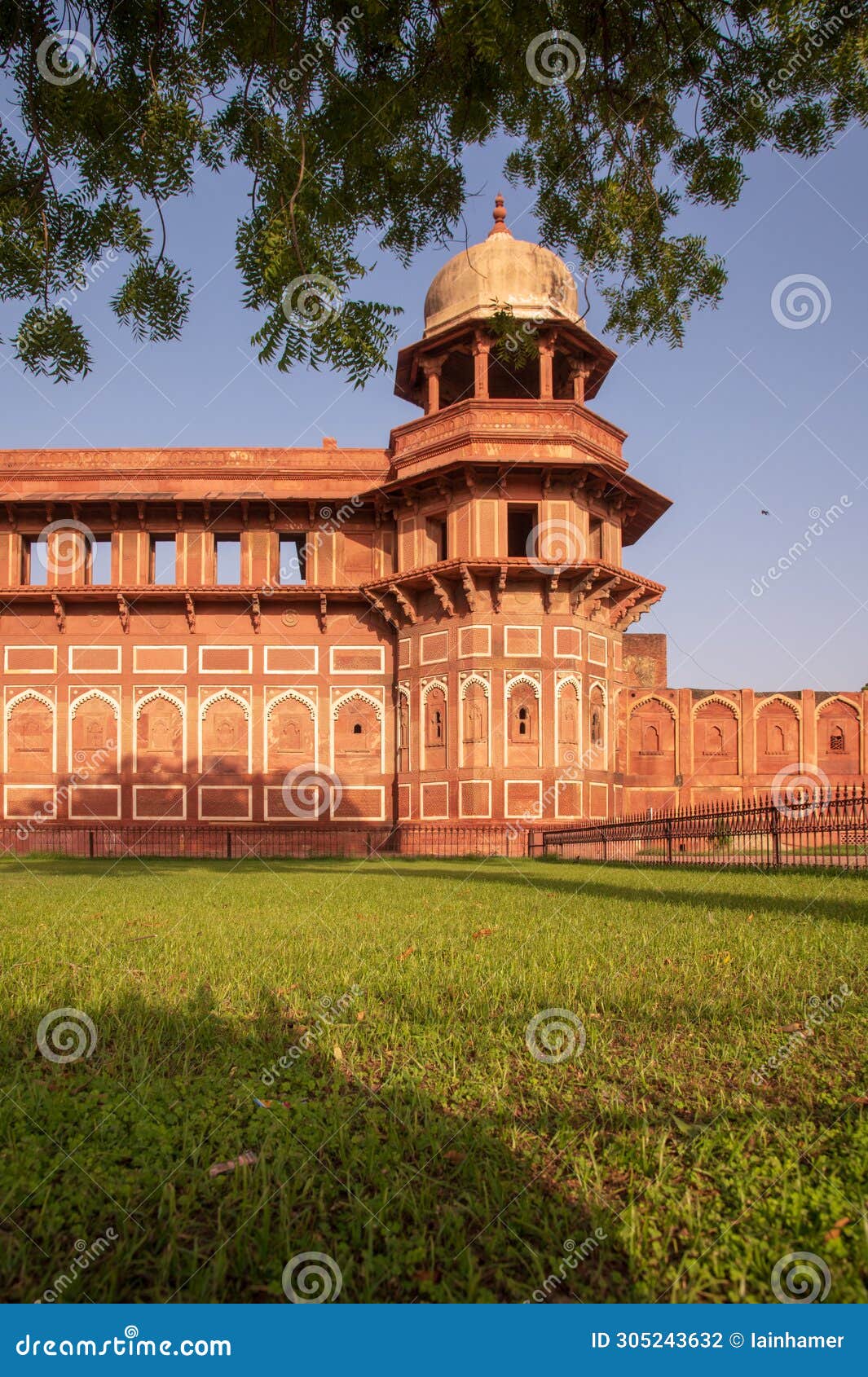 Building in the Red Fort, Agra Editorial Photography - Image of dynasty ...