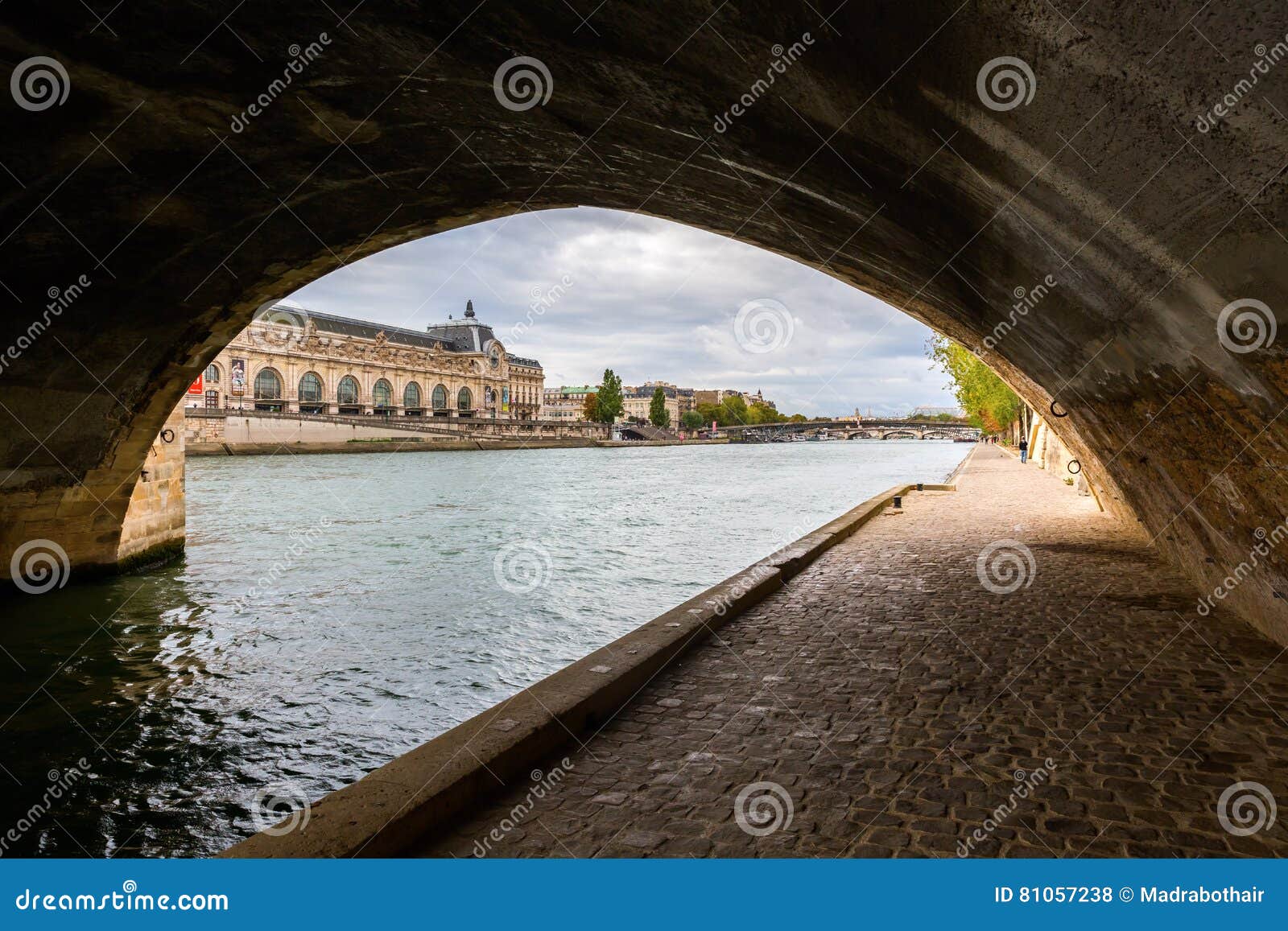 Passage Souterrain D'un Pont De La Seine à Paris Photo stock éditorial ...
