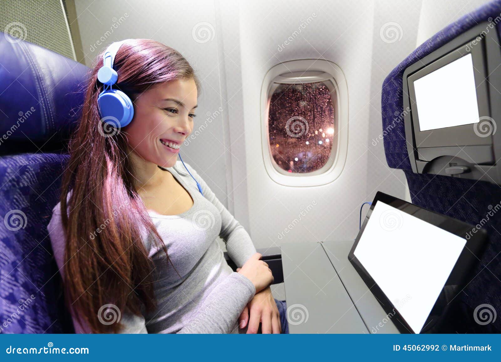 Passager Plat Dans L'avion Utilisant La Tablette Photo stock - Image du ...