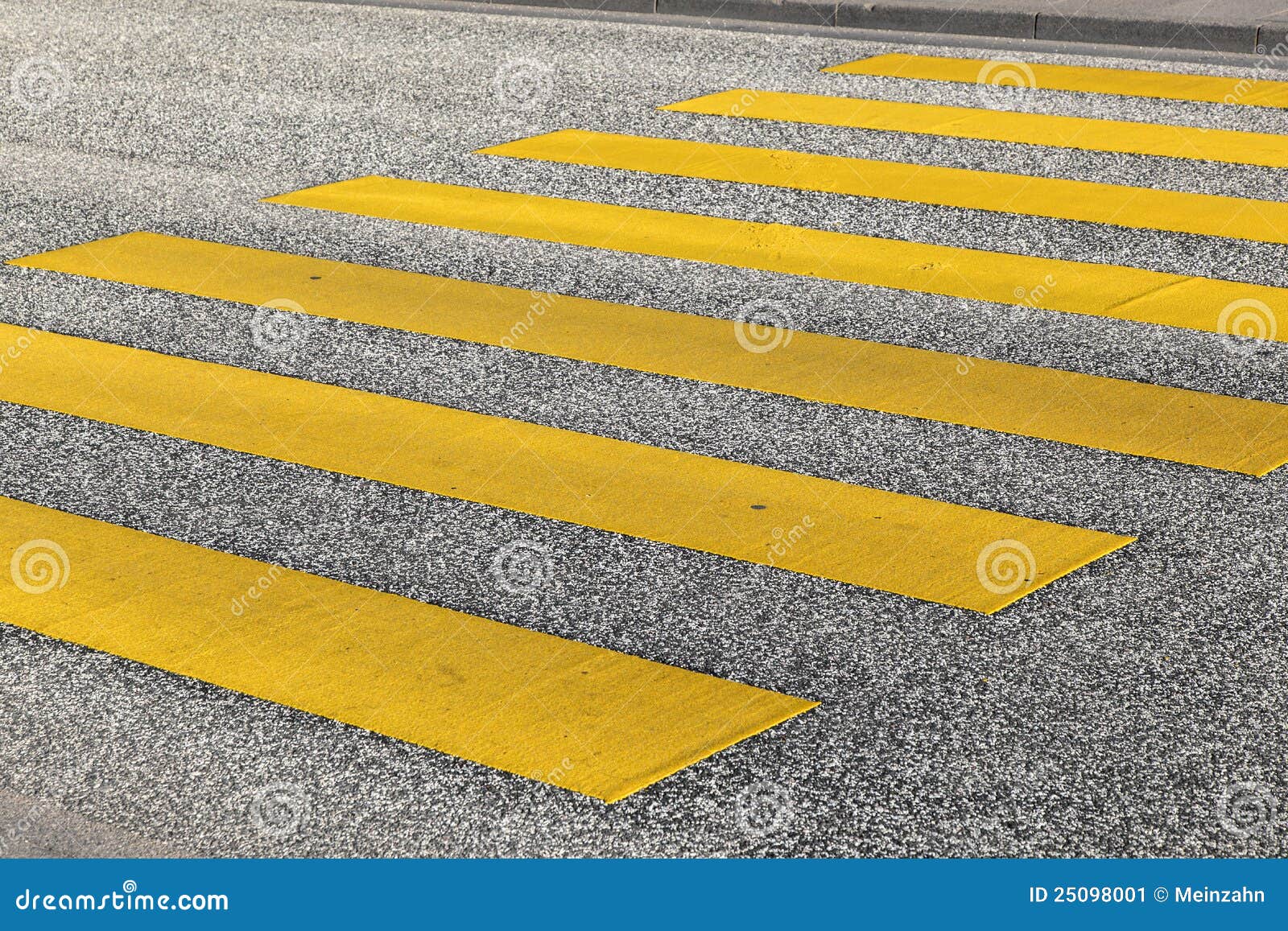 Passaggio Pedonale Con Le Bande Gialle Immagine Stock - Immagine di ...