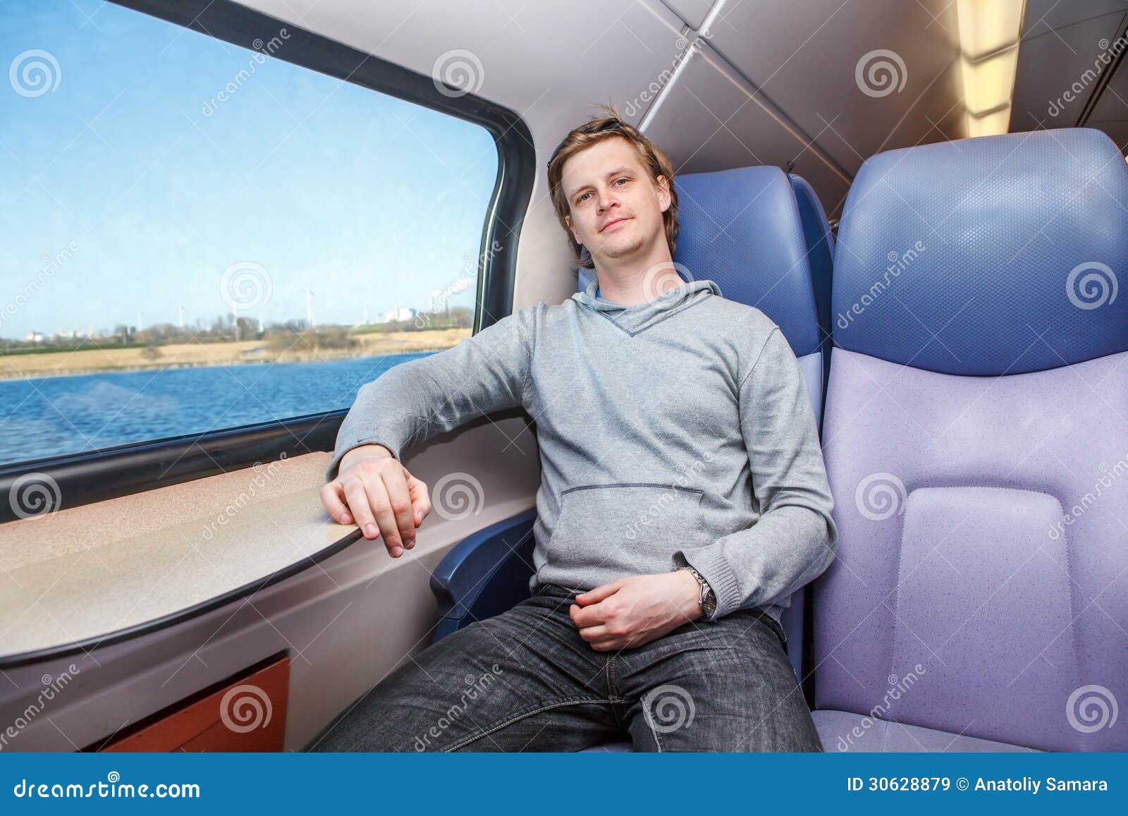 Passagier binnen de trein stock afbeelding. Image of afstand - 30628879