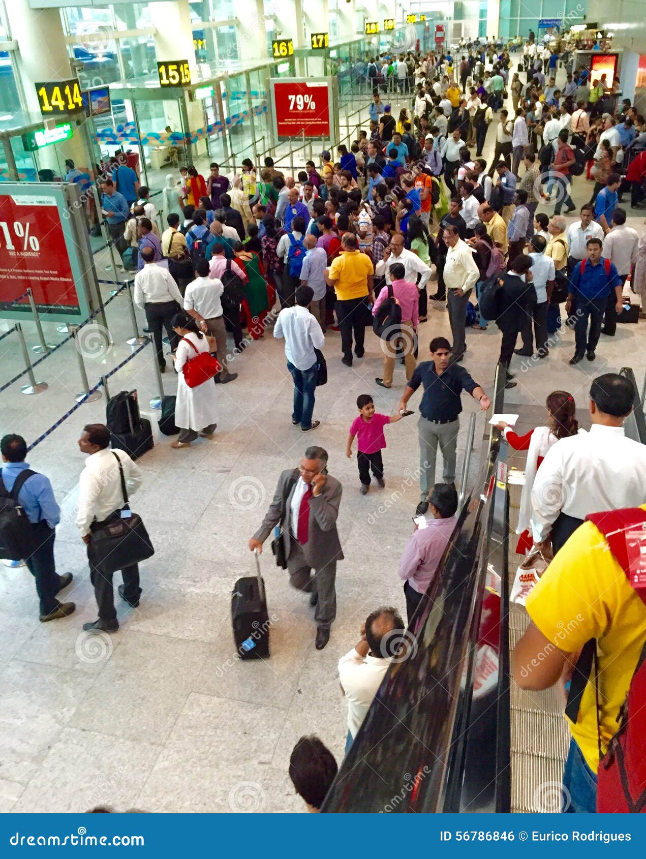 Passagiere, Die am Einstiegtor Anstehen Redaktionelles Foto - Bild von ...