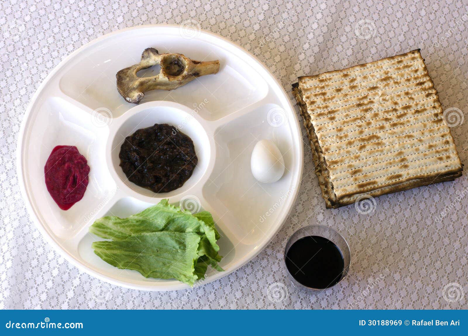 Passahfest-Sederteller stockbild. Bild von knochen, passahfest - 30188969