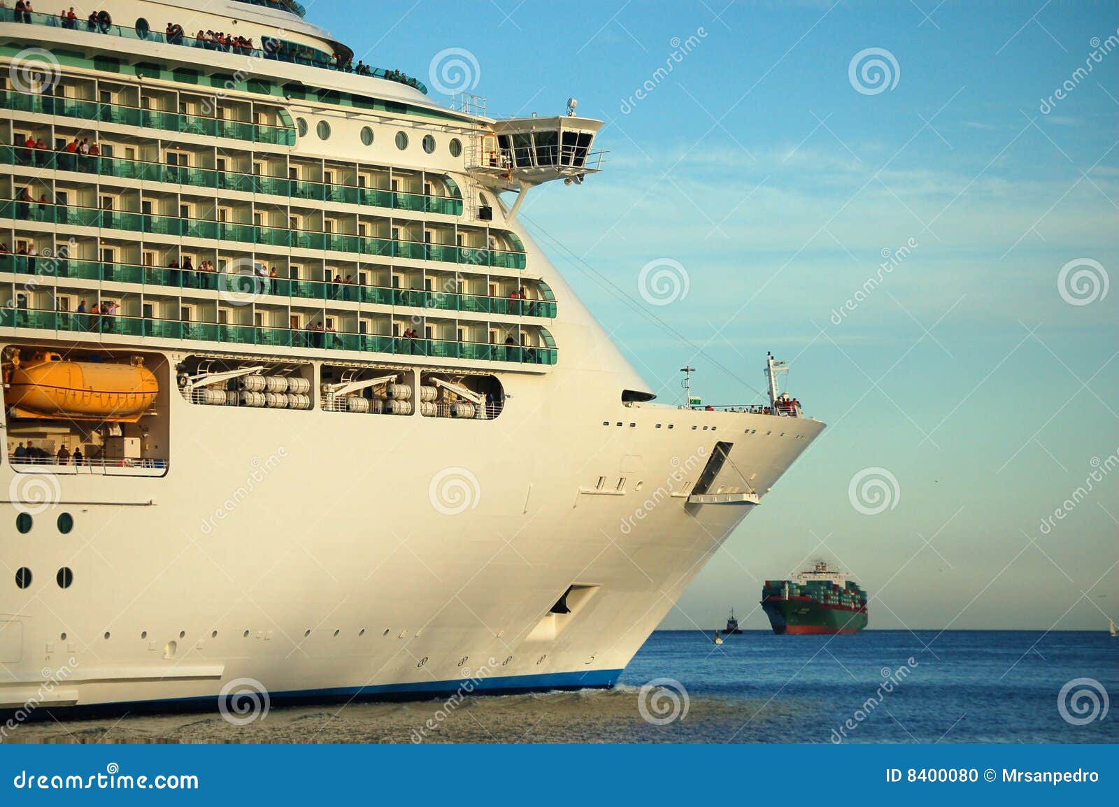 Passare le navi fotografia stock. Immagine di porta, carico - 8400080