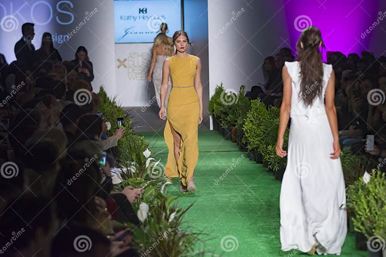 Passarela Dos Modelos No Desfile De Moda Foto de Stock Editorial ...