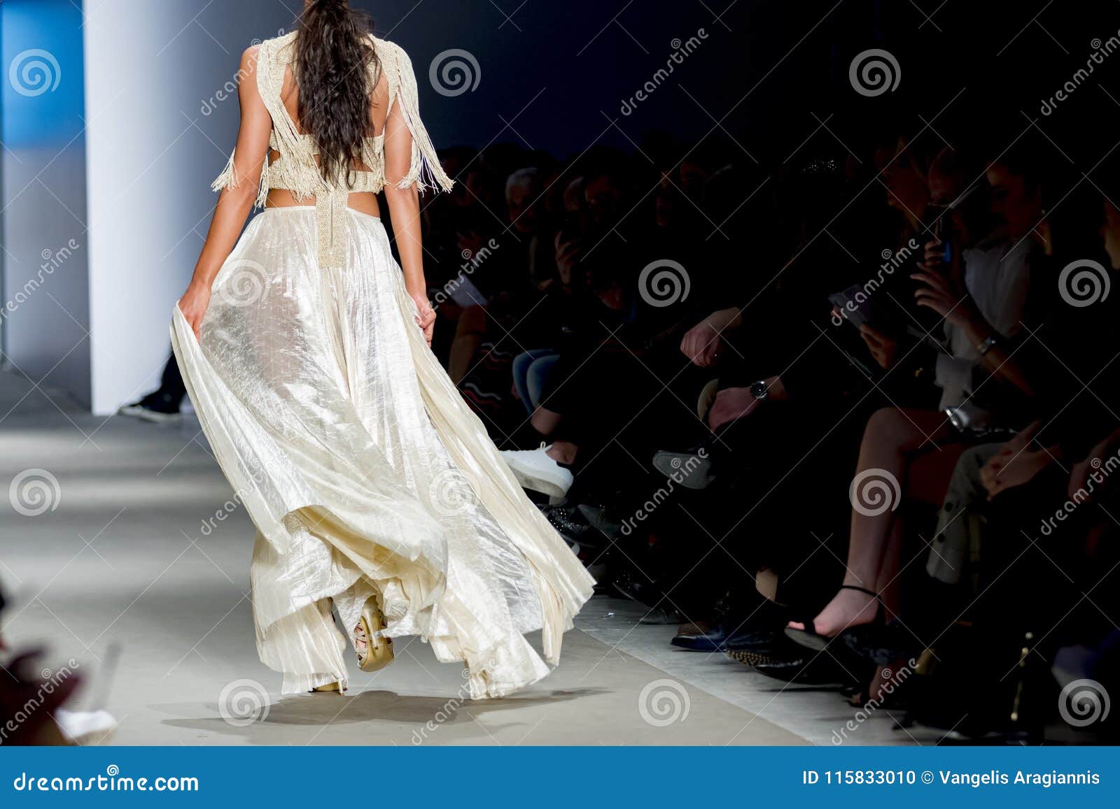 Passarela Dos Modelos No Desfile De Moda Imagem Editorial - Imagem de ...
