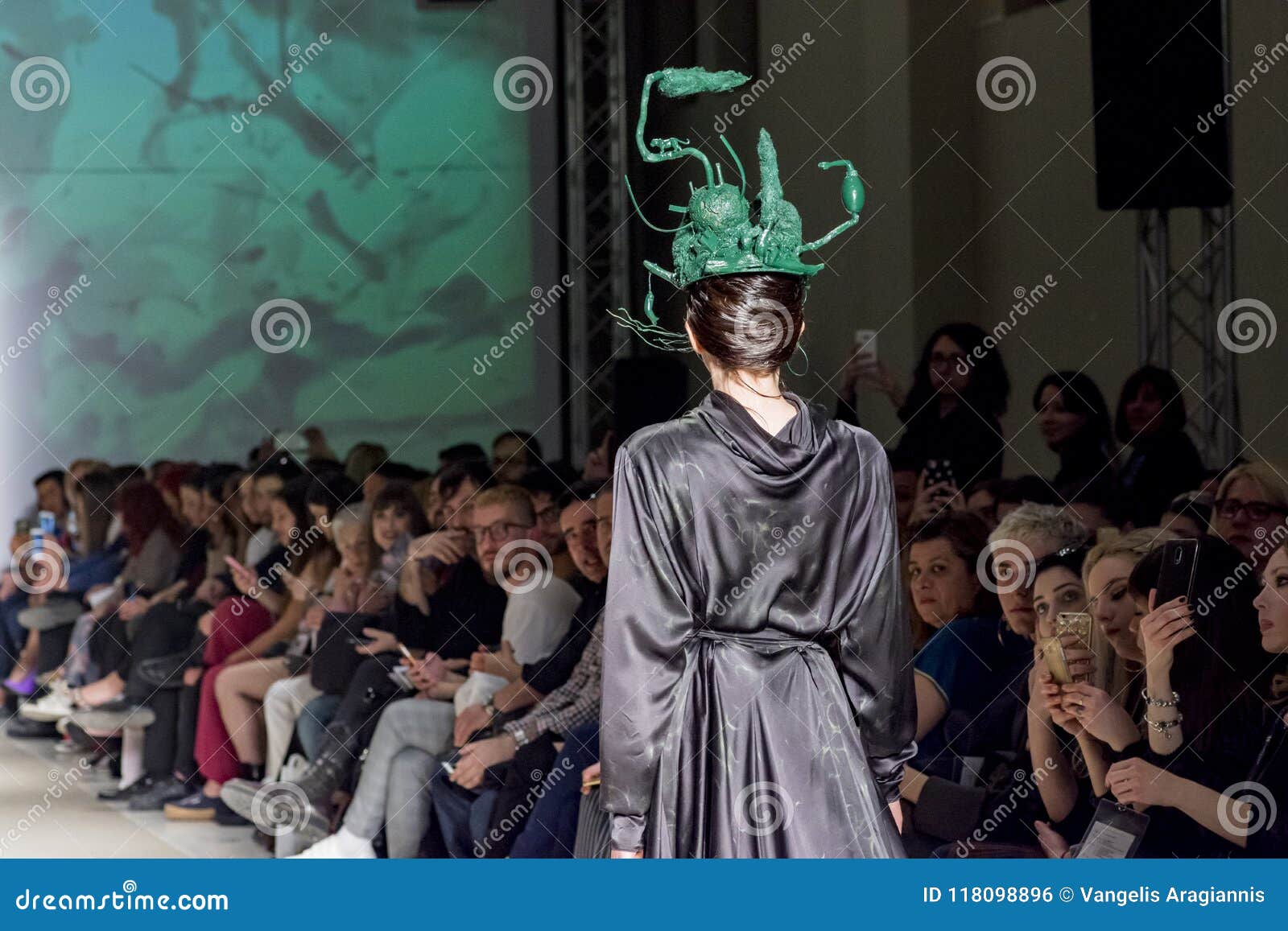 Passarela Dos Modelos No Desfile De Moda Foto Editorial - Imagem de ...