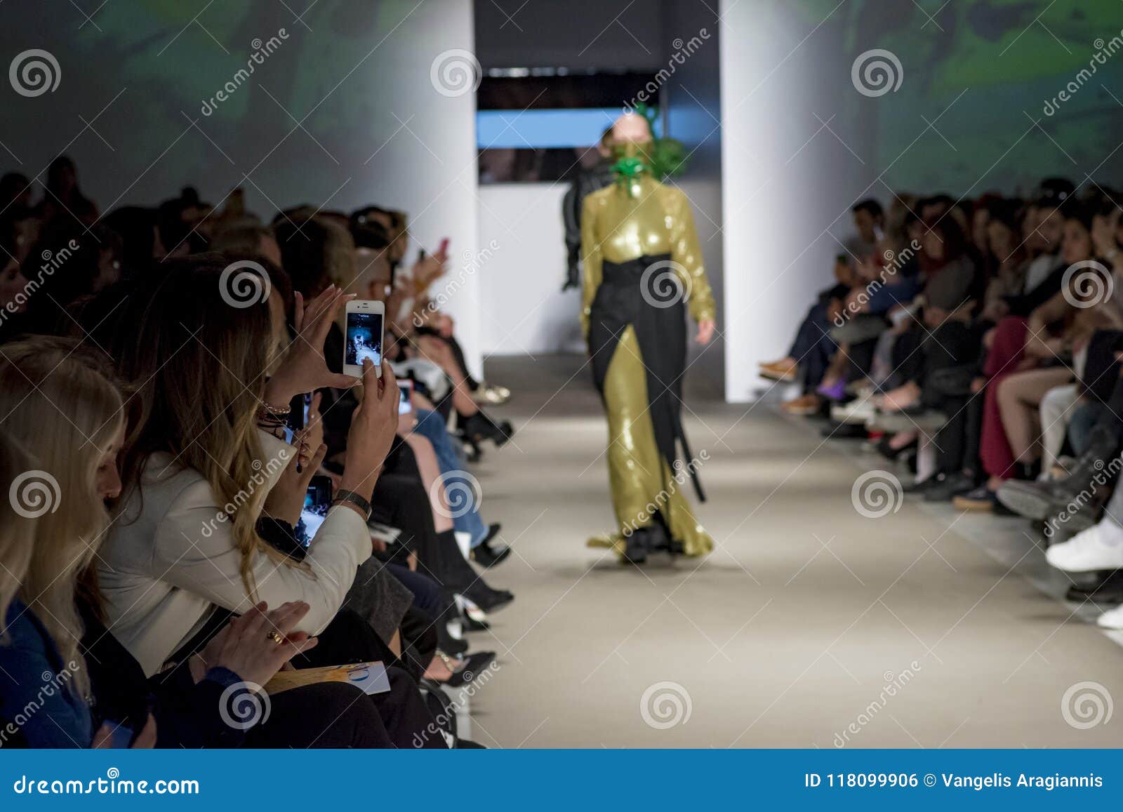 Passarela Dos Modelos No Desfile De Moda Foto Editorial - Imagem de ...