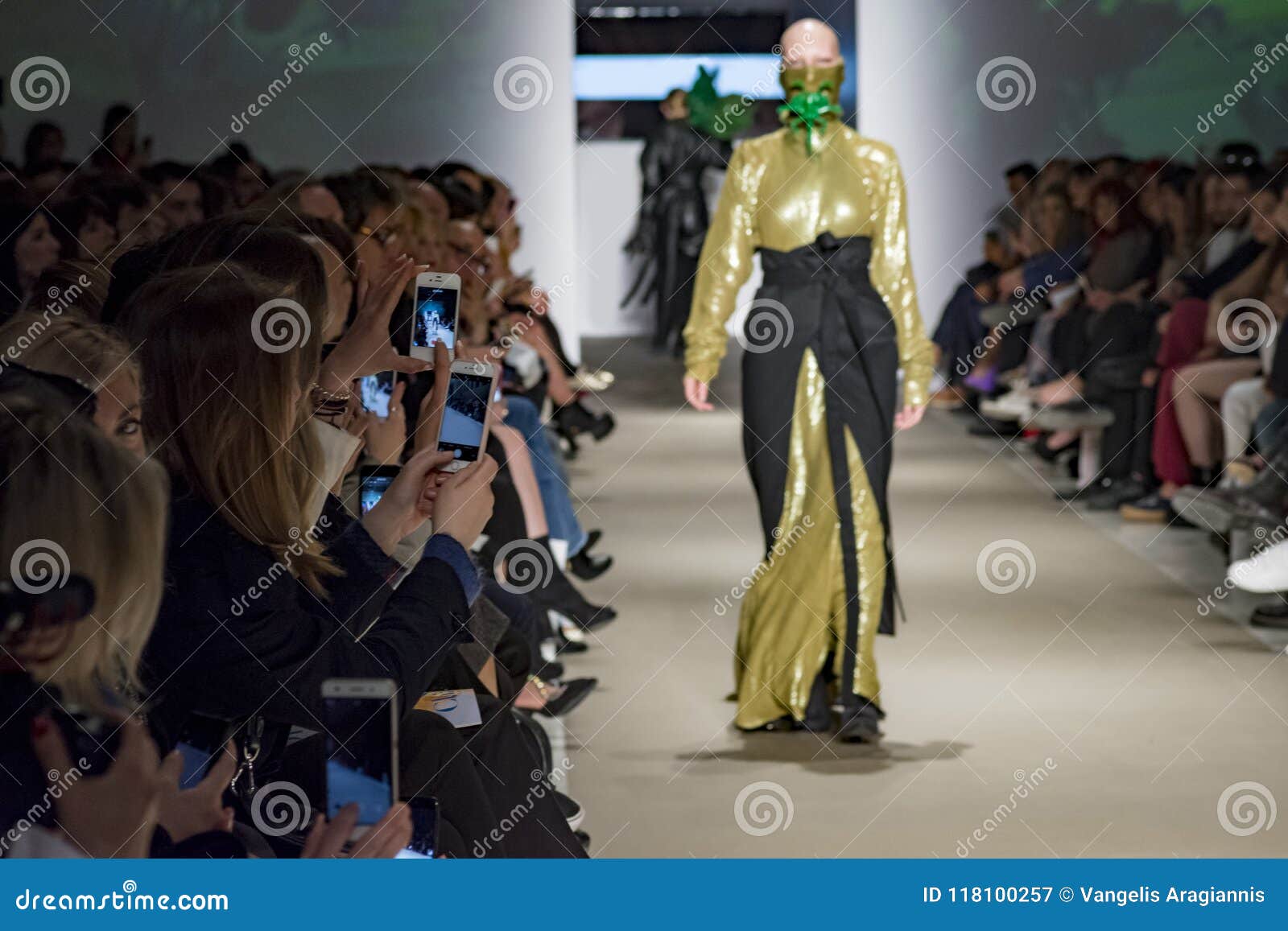 Passarela Dos Modelos No Desfile De Moda Fotografia Editorial - Imagem ...