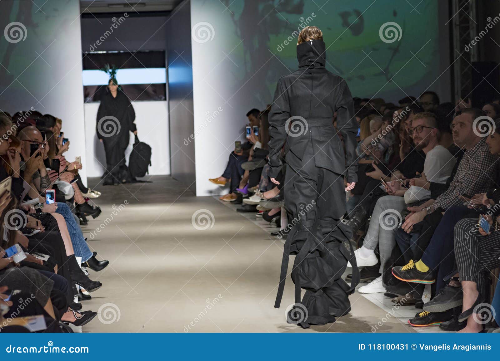 Passarela Dos Modelos No Desfile De Moda Foto Editorial - Imagem de ...