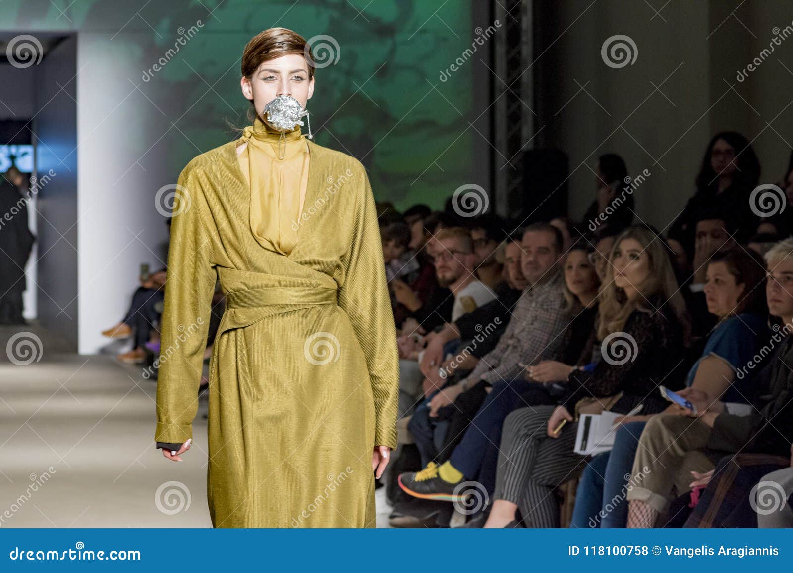 Passarela Dos Modelos No Desfile De Moda Foto de Stock Editorial ...