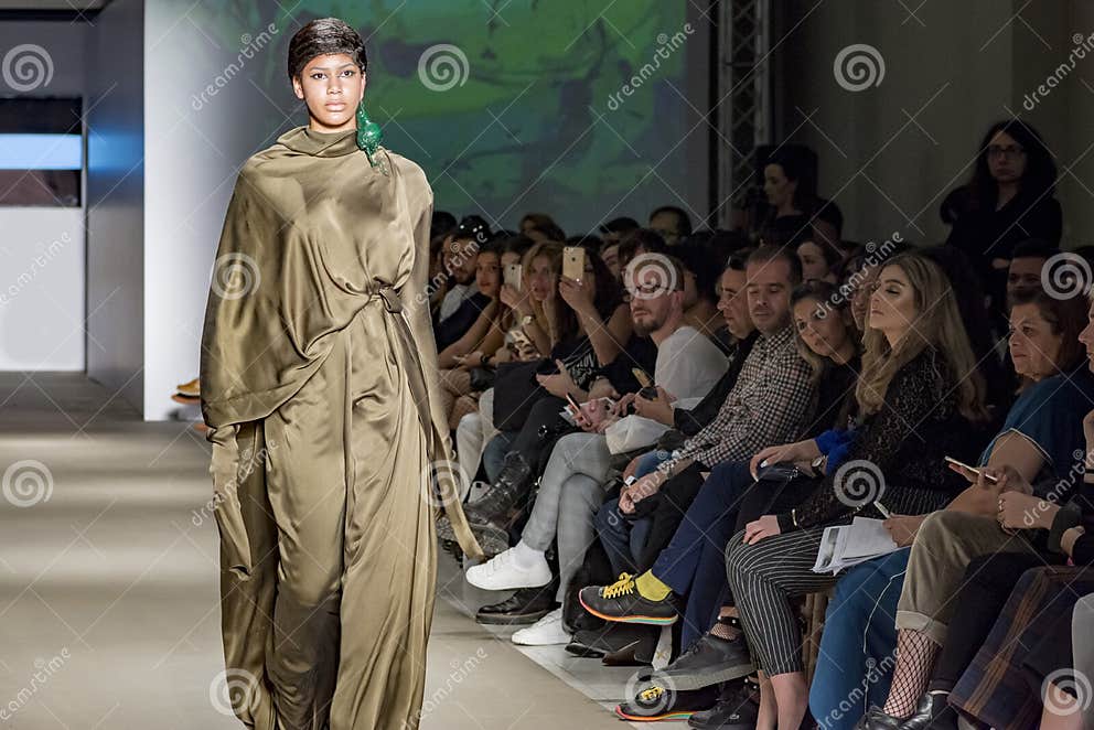 Passarela Dos Modelos No Desfile De Moda Foto Editorial - Imagem de ...