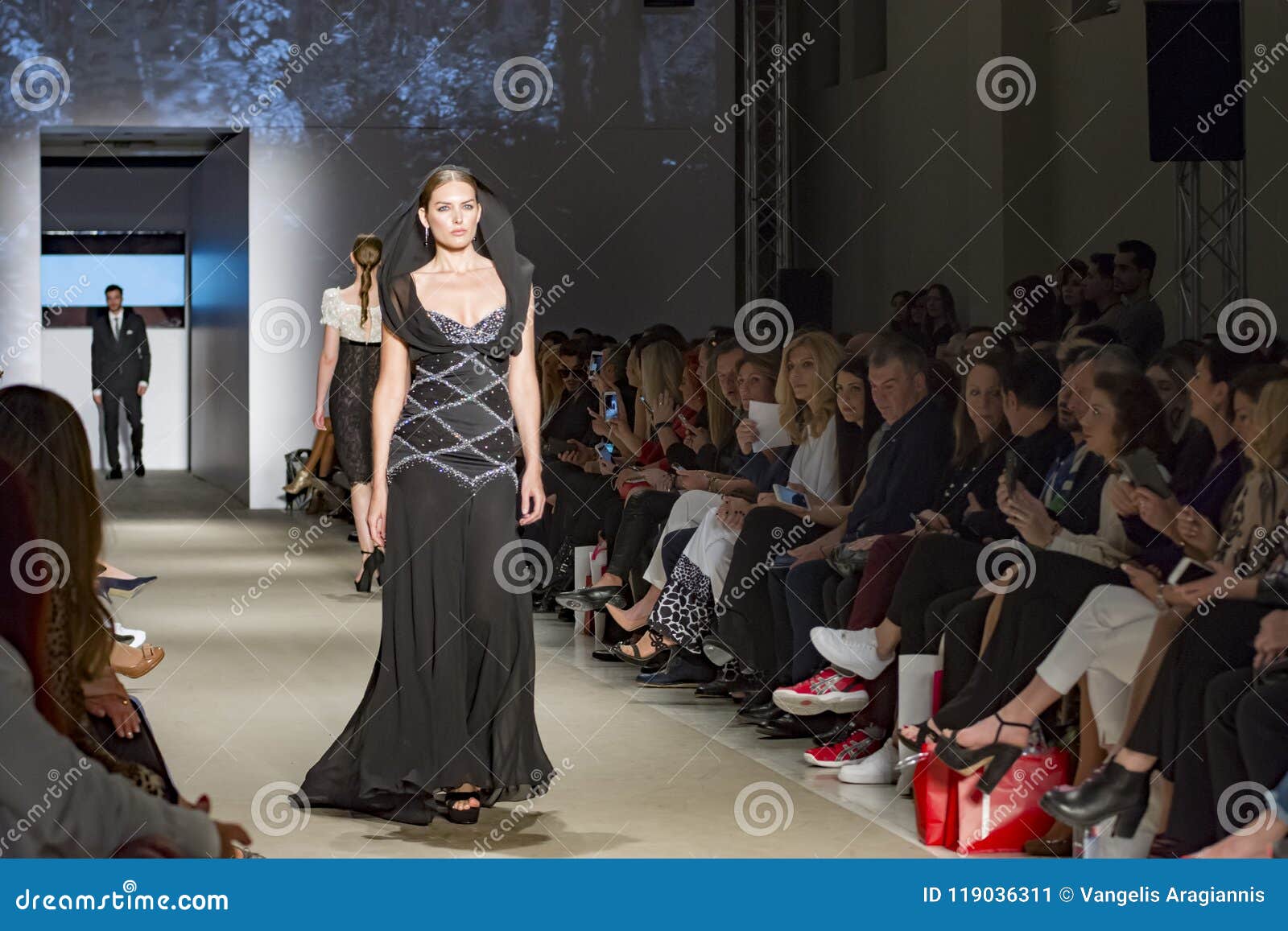 Passarela Dos Modelos No Desfile De Moda Foto Editorial - Imagem de ...