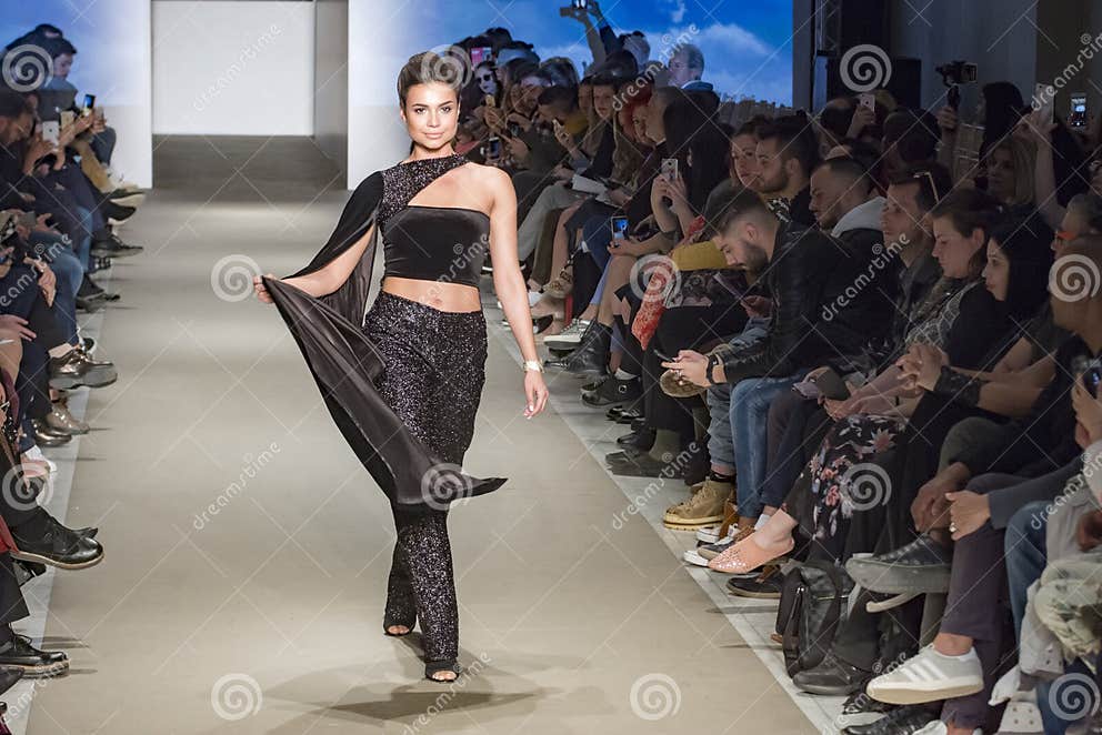Passarela Dos Modelos No Desfile De Moda Imagem Editorial - Imagem de ...