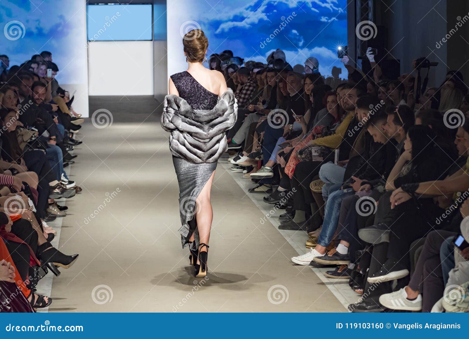 Passarela Dos Modelos No Desfile De Moda Imagem Editorial - Imagem de ...