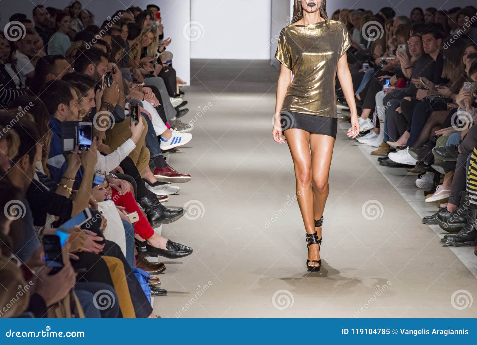 Passarela Dos Modelos No Desfile De Moda Imagem Editorial - Imagem de ...