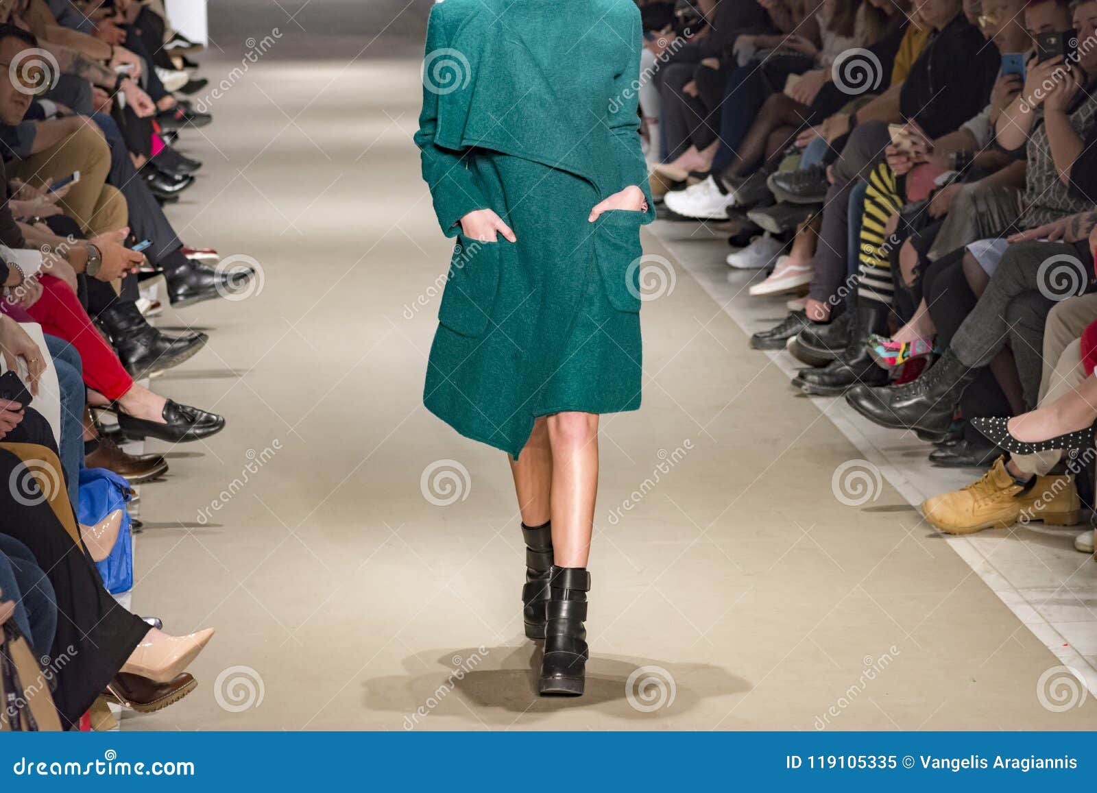 Passarela Dos Modelos No Desfile De Moda Imagem Editorial - Imagem de ...