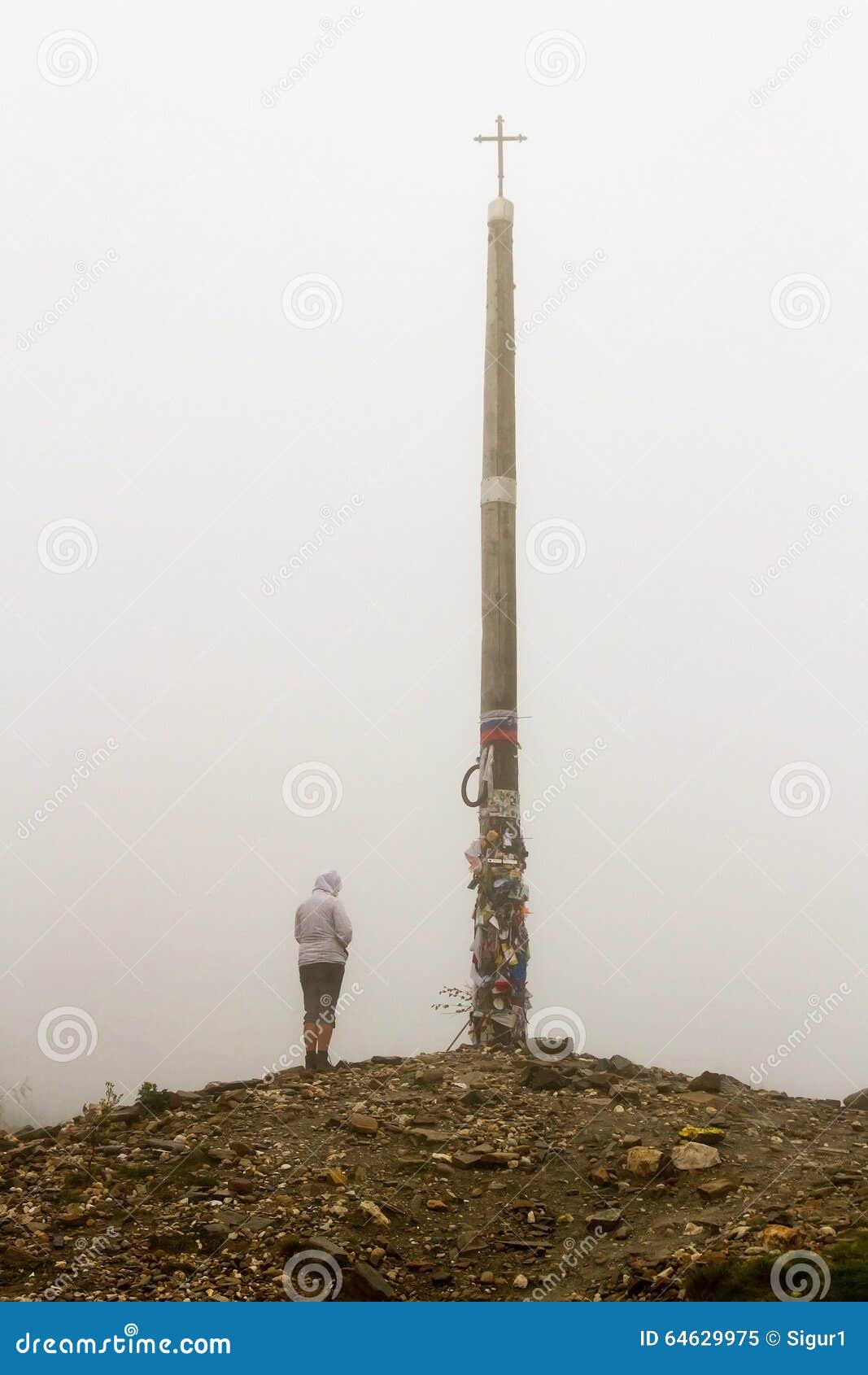 Passe a Cruz (Cruz Faz Ferro) No Camino De Santiago Imagem de Stock ... Passe a Cruz (Cruz Faz Ferro) No Camino De Santiago Imagem de Stock ...