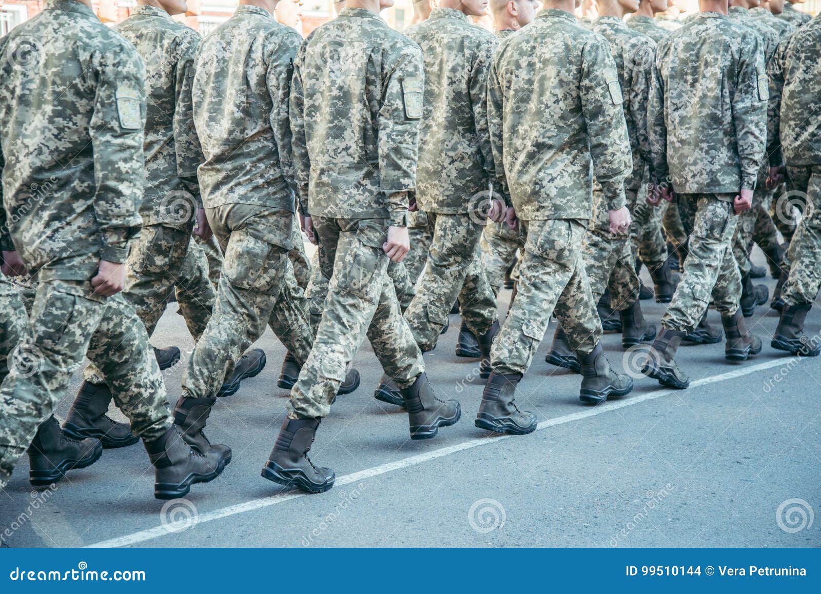 Passeggiata Dell'esercito Degli Stivali Dei Militari La Terra Di Parata ... Passeggiata Dell'esercito Degli Stivali Dei Militari La Terra Di Parata ...