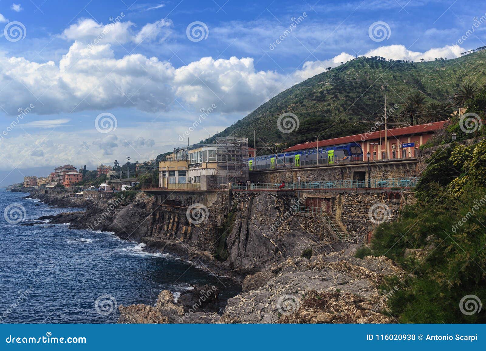 Passeggiata a Genova Nervi fotografia stock. Immagine di mare - 116020930