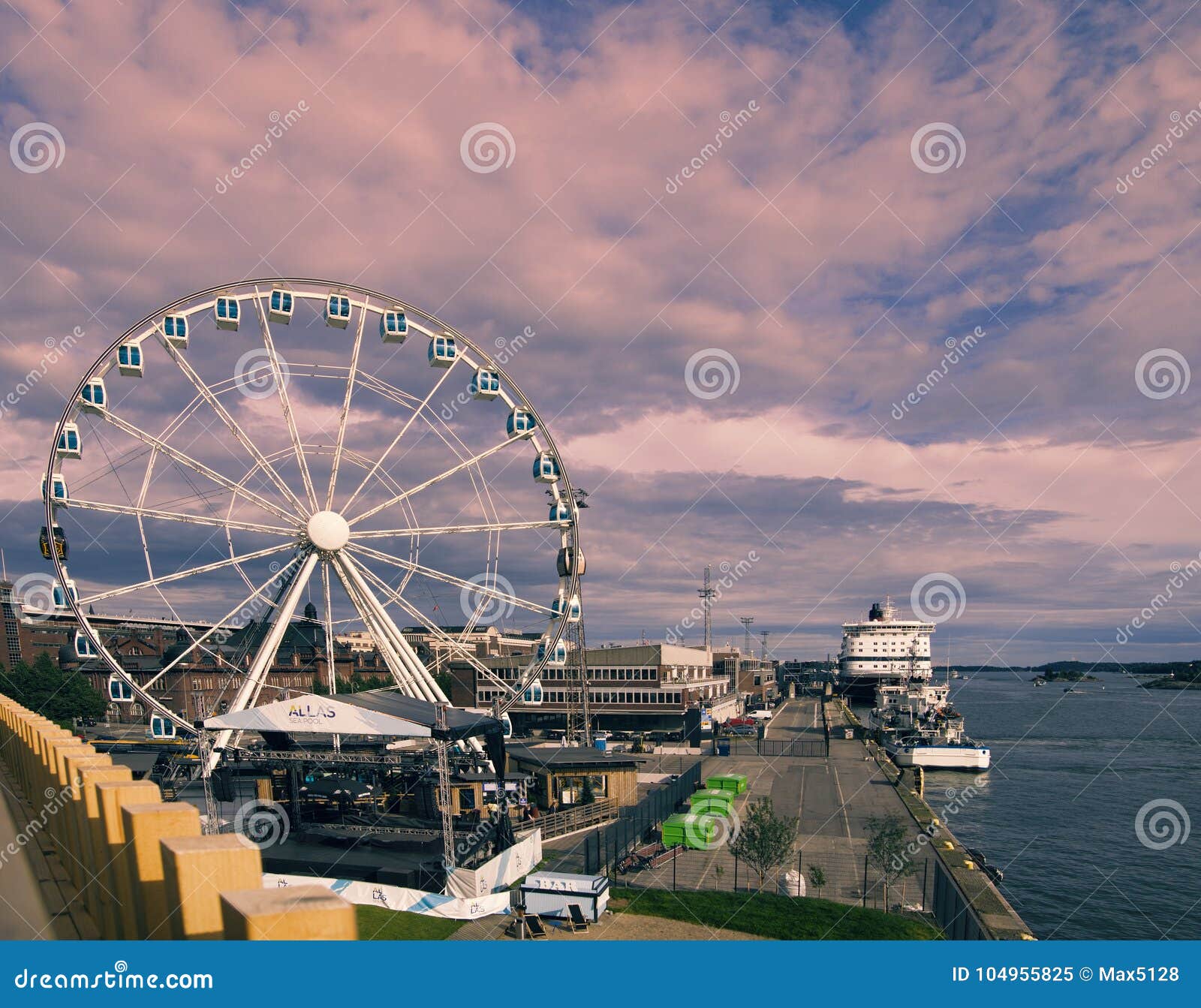 Passeio Com Barcos E Roda De Ferris Mar De Baltc Imagem Editorial ...