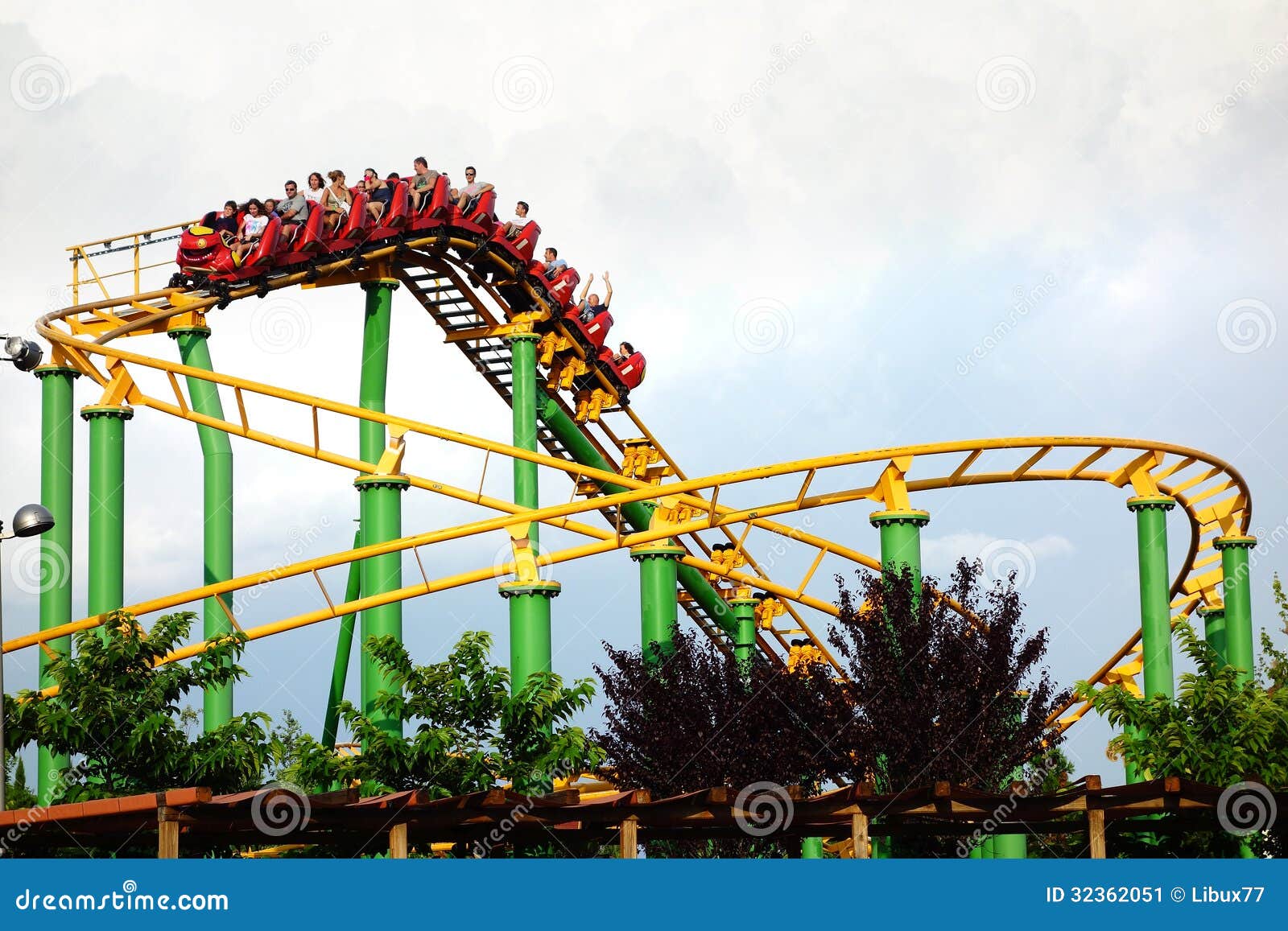 Passeio do roller coaster foto editorial. Imagem de alegria - 32362051