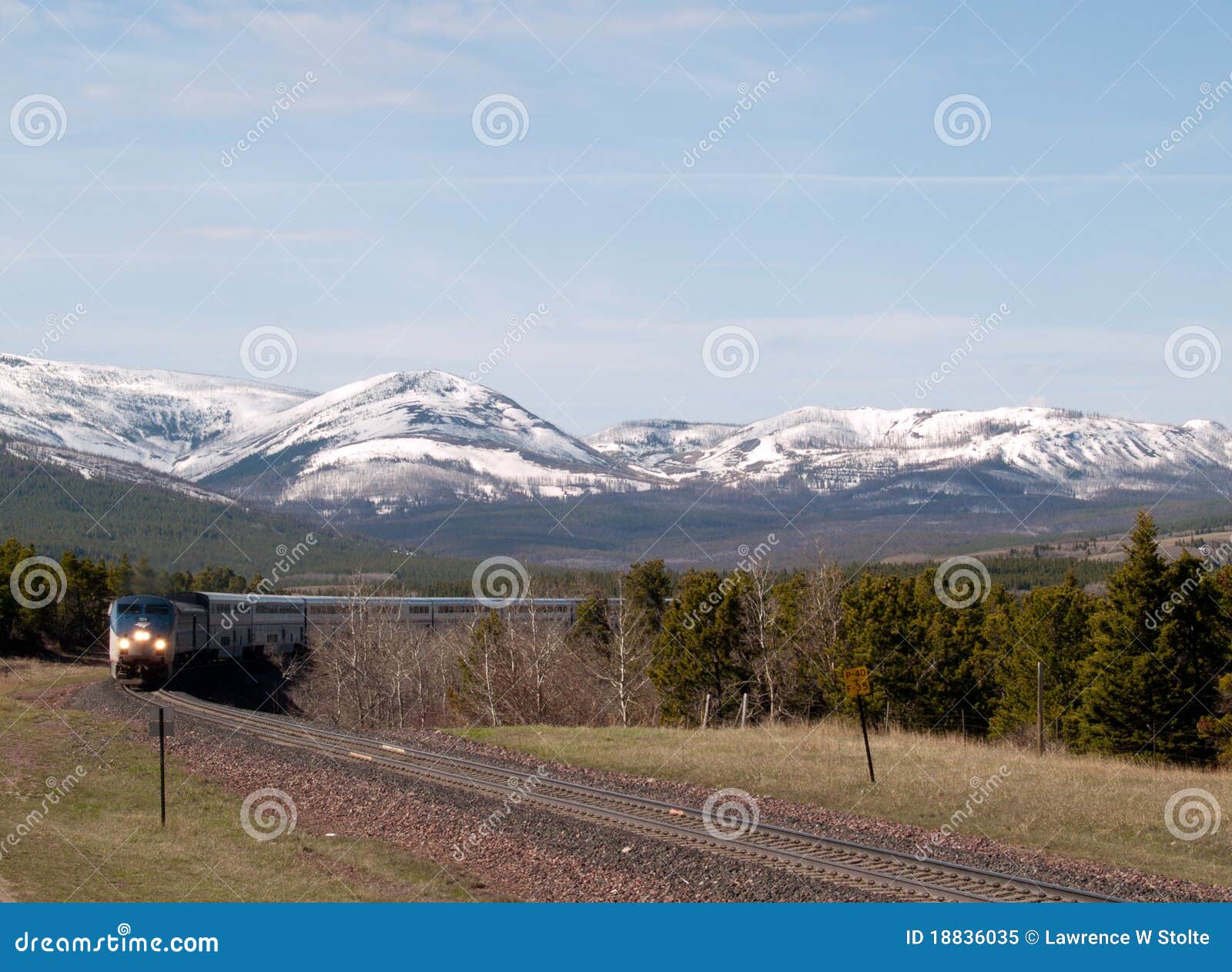 Passenger Train Coming Around the Bend Stock Image - Image of railroad ...