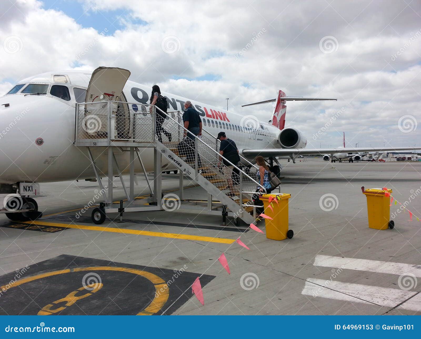 Passengers Boarding Qantas Plane at Perth Airport Editorial Stock Photo ...
