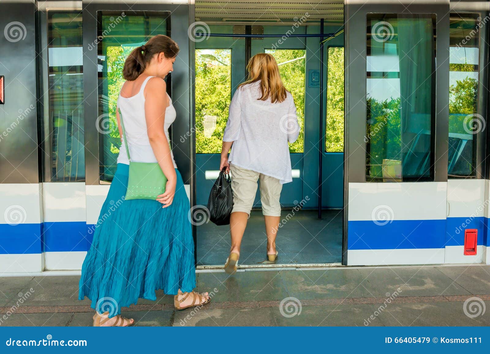 Passengers Enter the Doors of Train Stock Image - Image of metro, speed ...