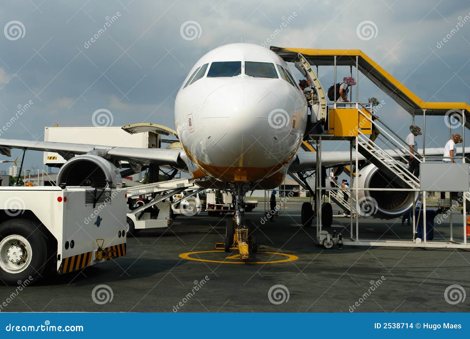 Passengers Leaving Airliner Stock Photo - Image of flying, catering ...
